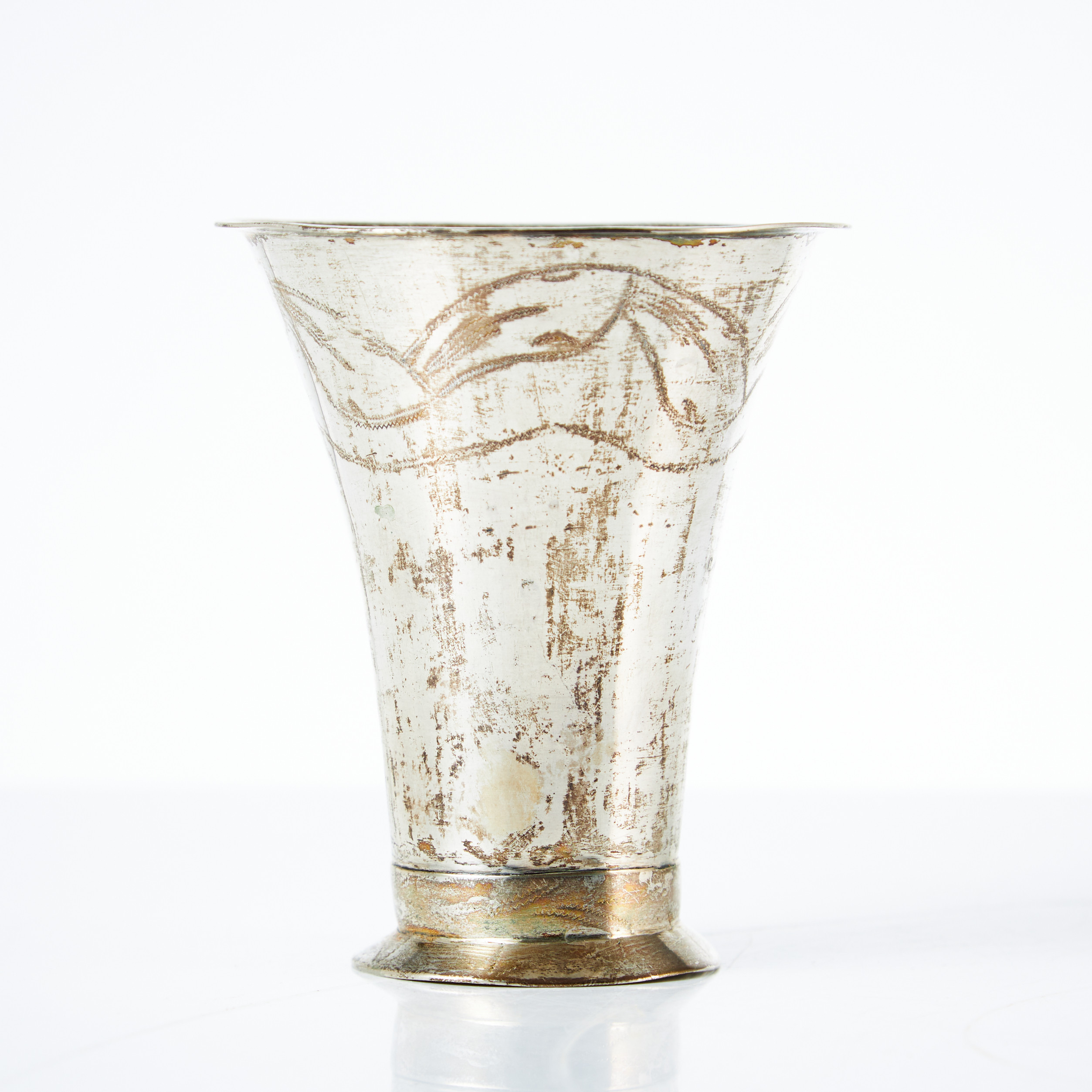 2001220. KUPI, hopeaa, sisältä kultauksen jälkiä, kaiverrettu koriste ...