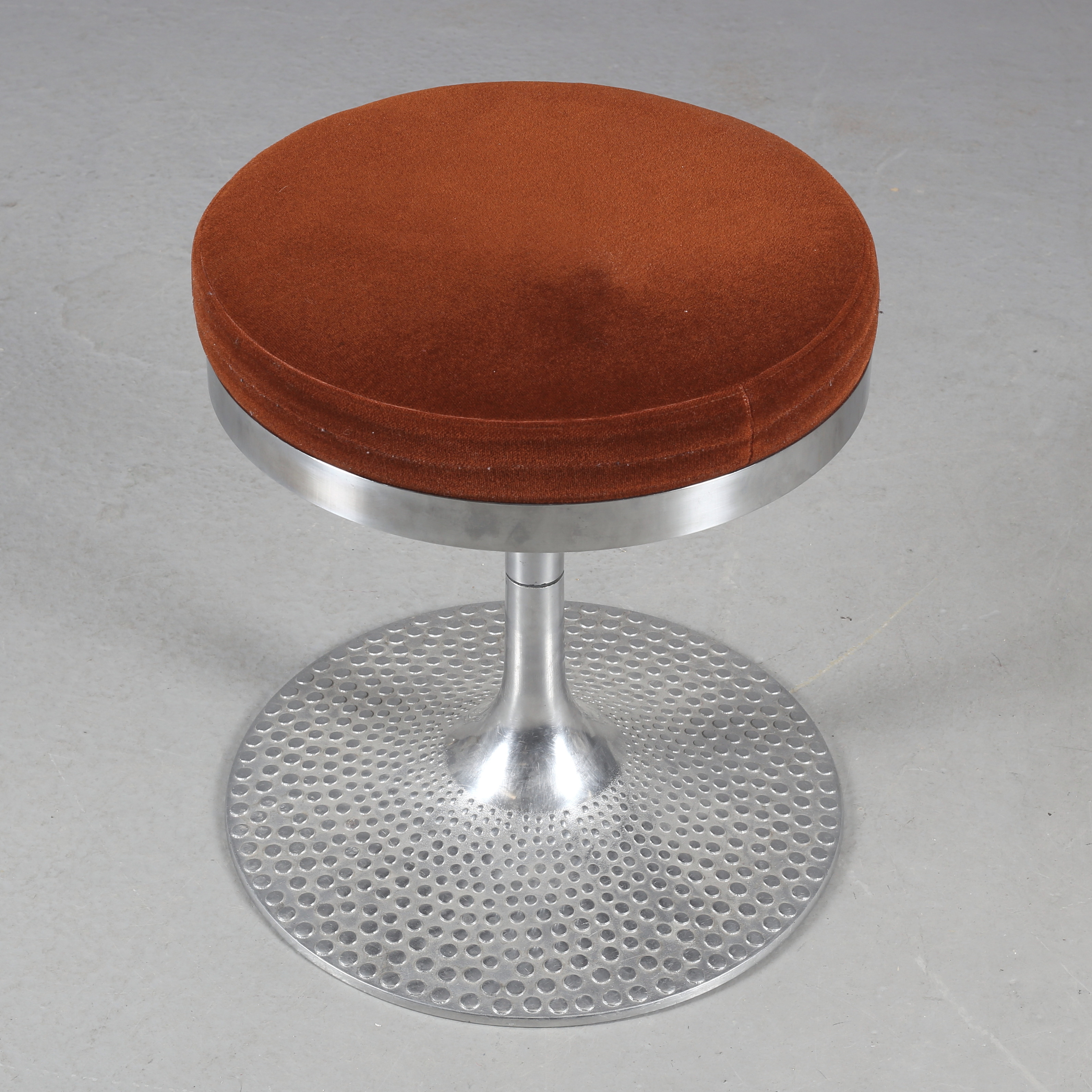 Bilder för 2009440. PALL, metall/tyg, snurrfunktion, 1900-tal. - Auctionet