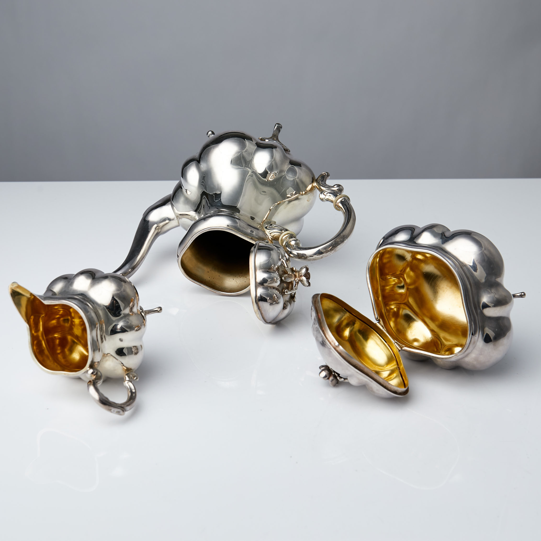 Bilder för 2022708. KAFFEKANNA, GRÄDDSNIPA samt SOCKERSKRIN, silver, 3 ...