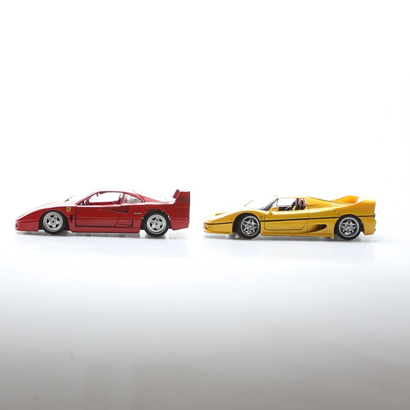 LEKSAKSBILAR, 2 st, Ferrari, metall/plast, sent 1900-tal. | Barnebys