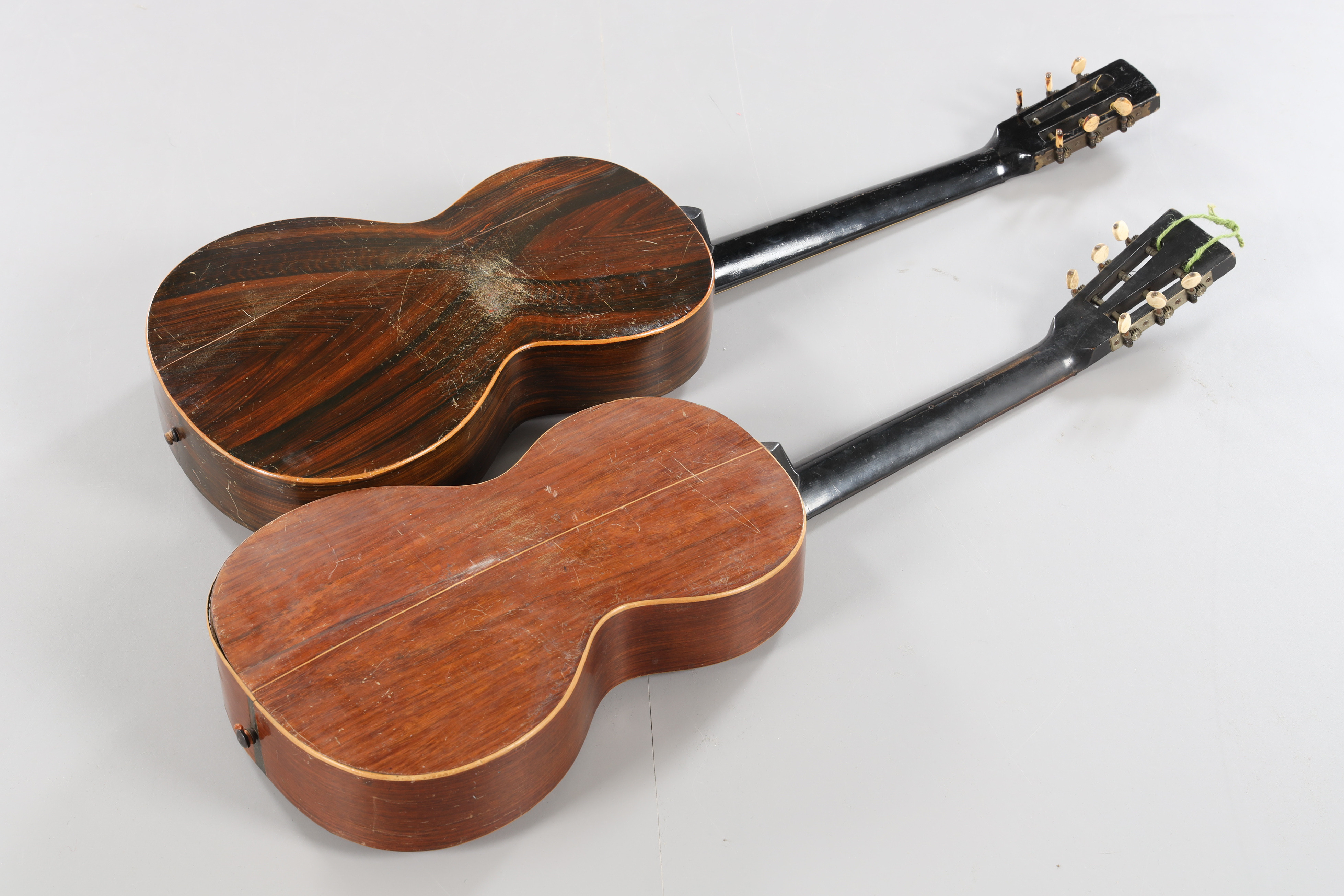 Bilder för 2042002. GITARRER, 2 st, Parlor, omkring 1920/30. - Auctionet