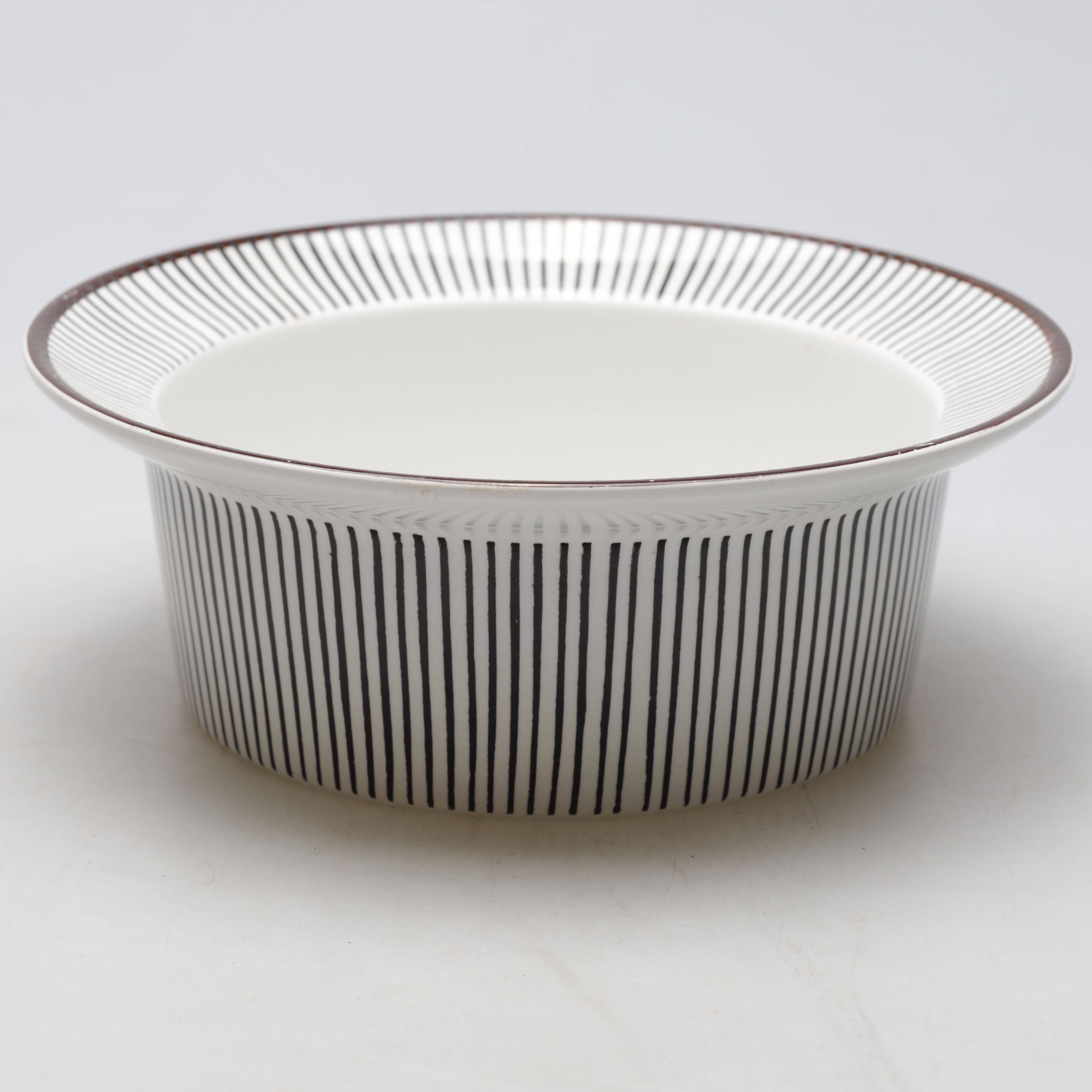 STIG LINDBERG. skål, benporslin , "Spisa Ribb", Gustavsberg, 1900-tal ...