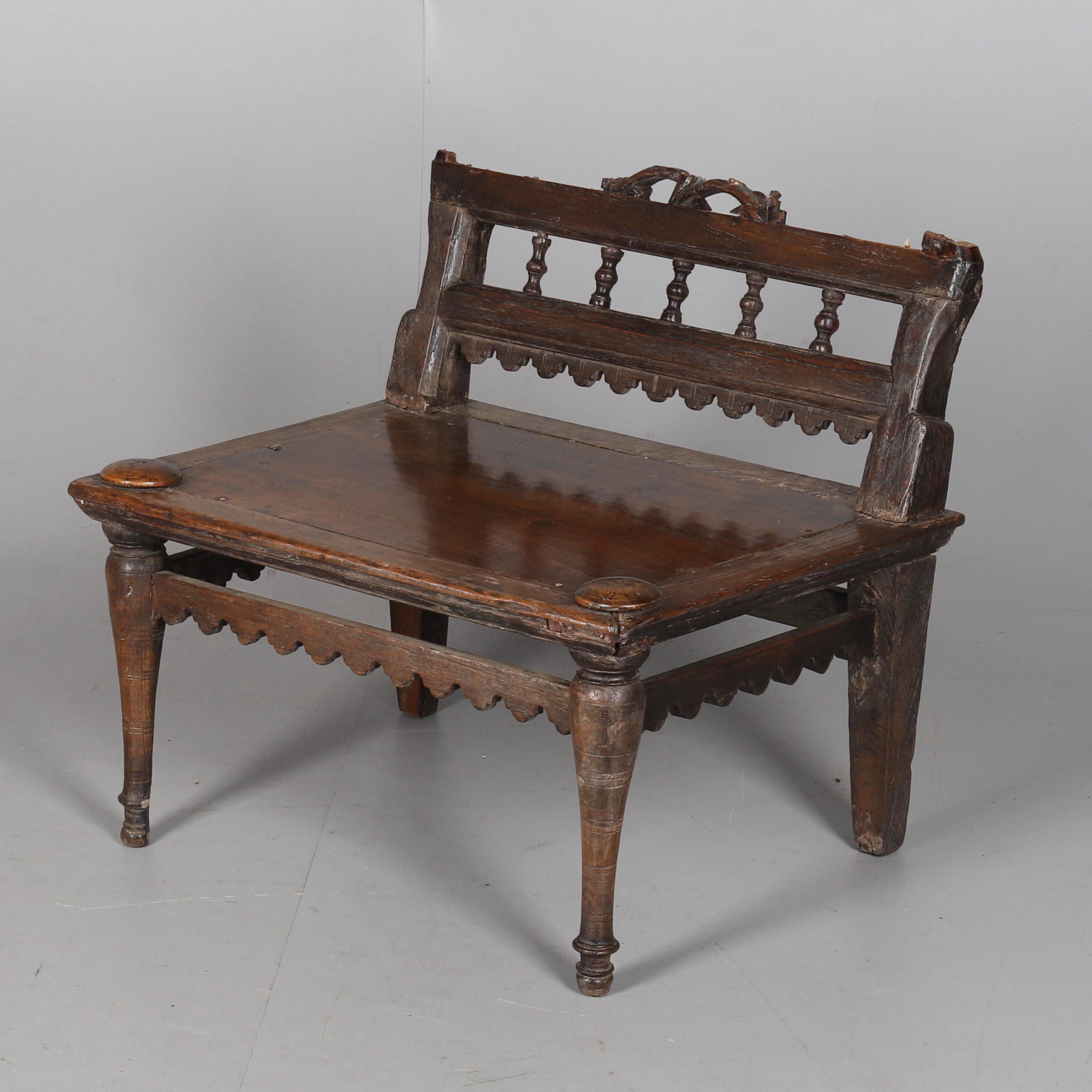 Bilder zu 2057115. EIN INDISCHER HOCKER AUS GESCHNITZTEM Hocker ...