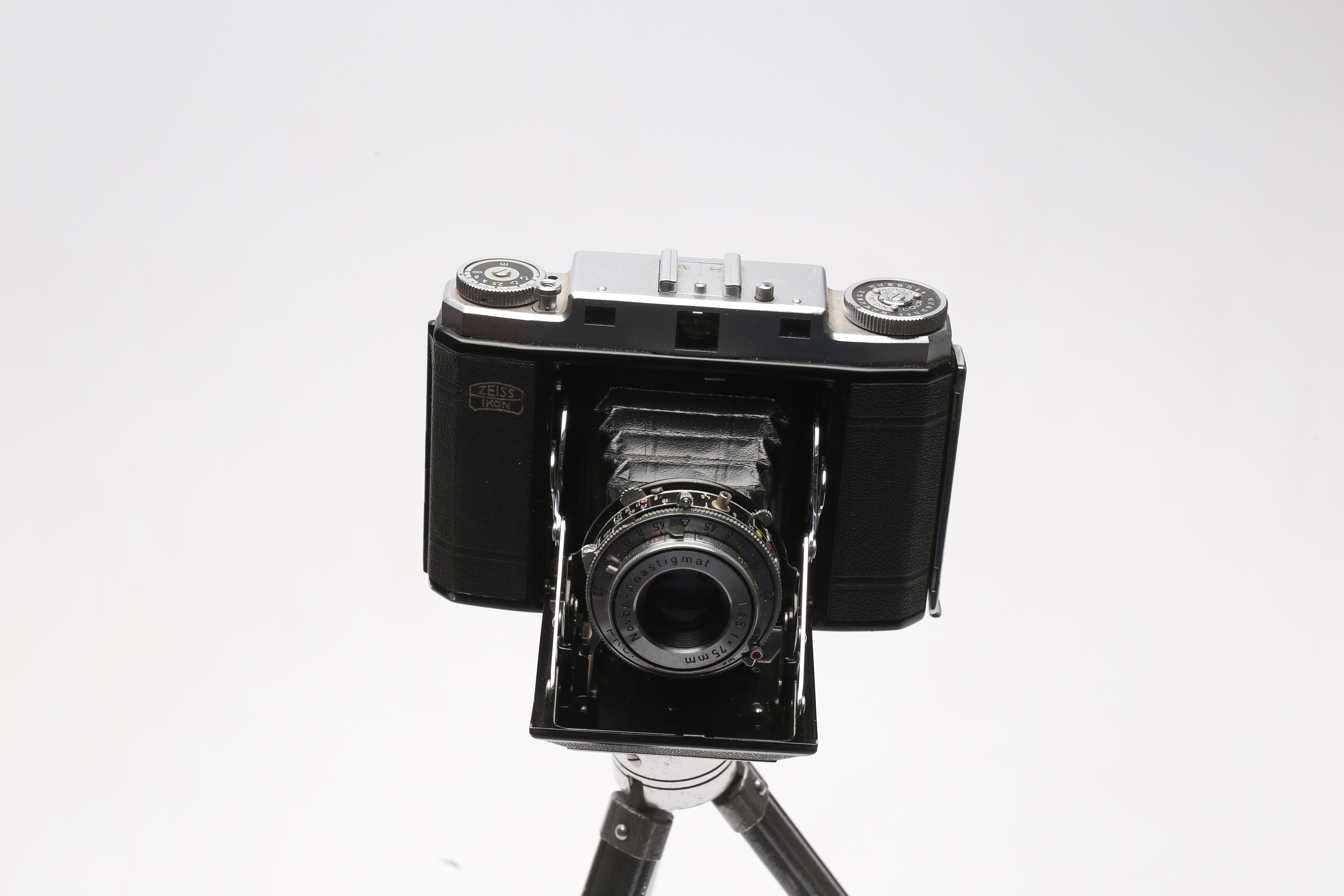 Images for 2066128. CAMERA, Zeiss Ikonta and STAND, Bilora. - Auctionet
