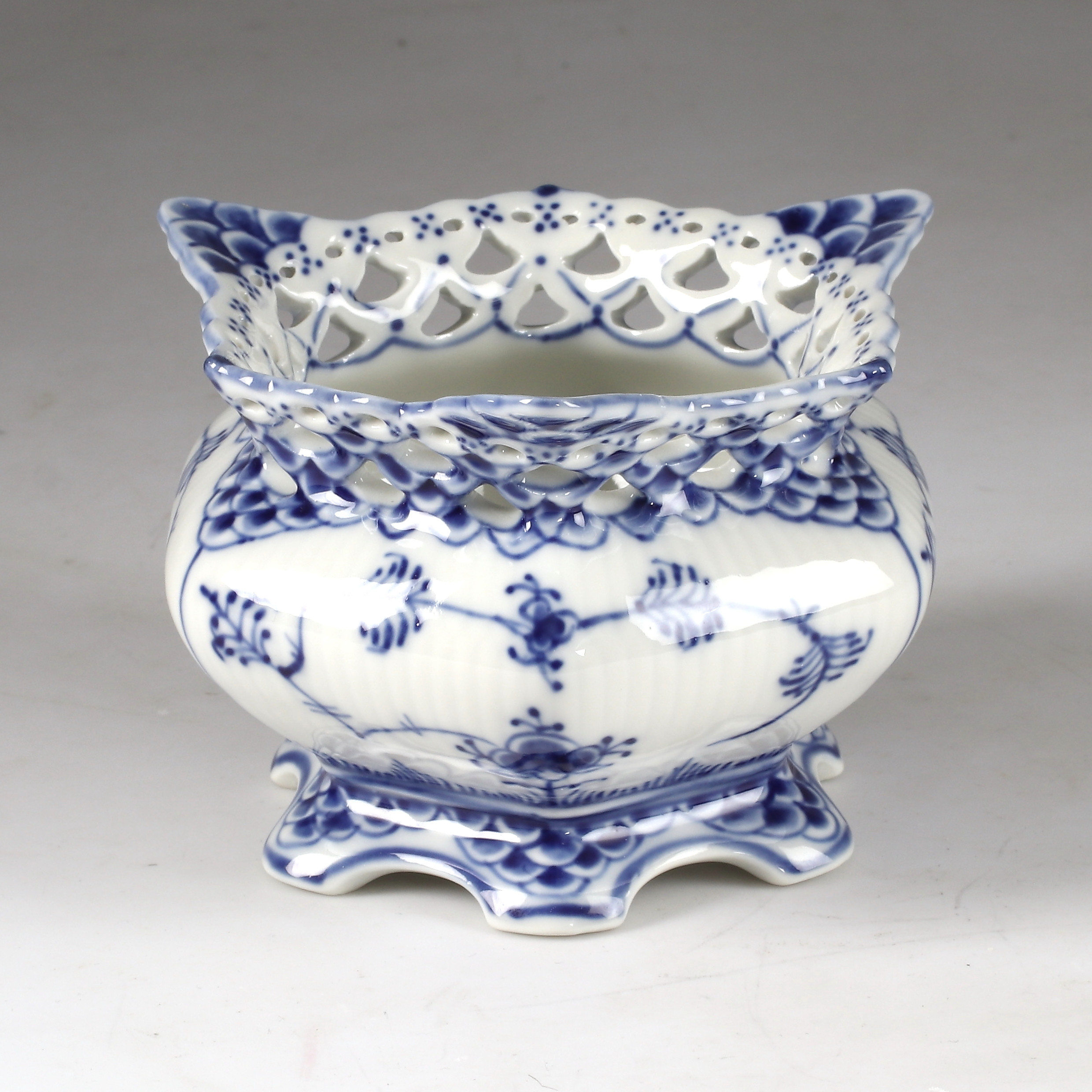 SOCKERSKÅL, porslin, "Musselmalet", Royal Copenhagen, Danmark. | Barnebys