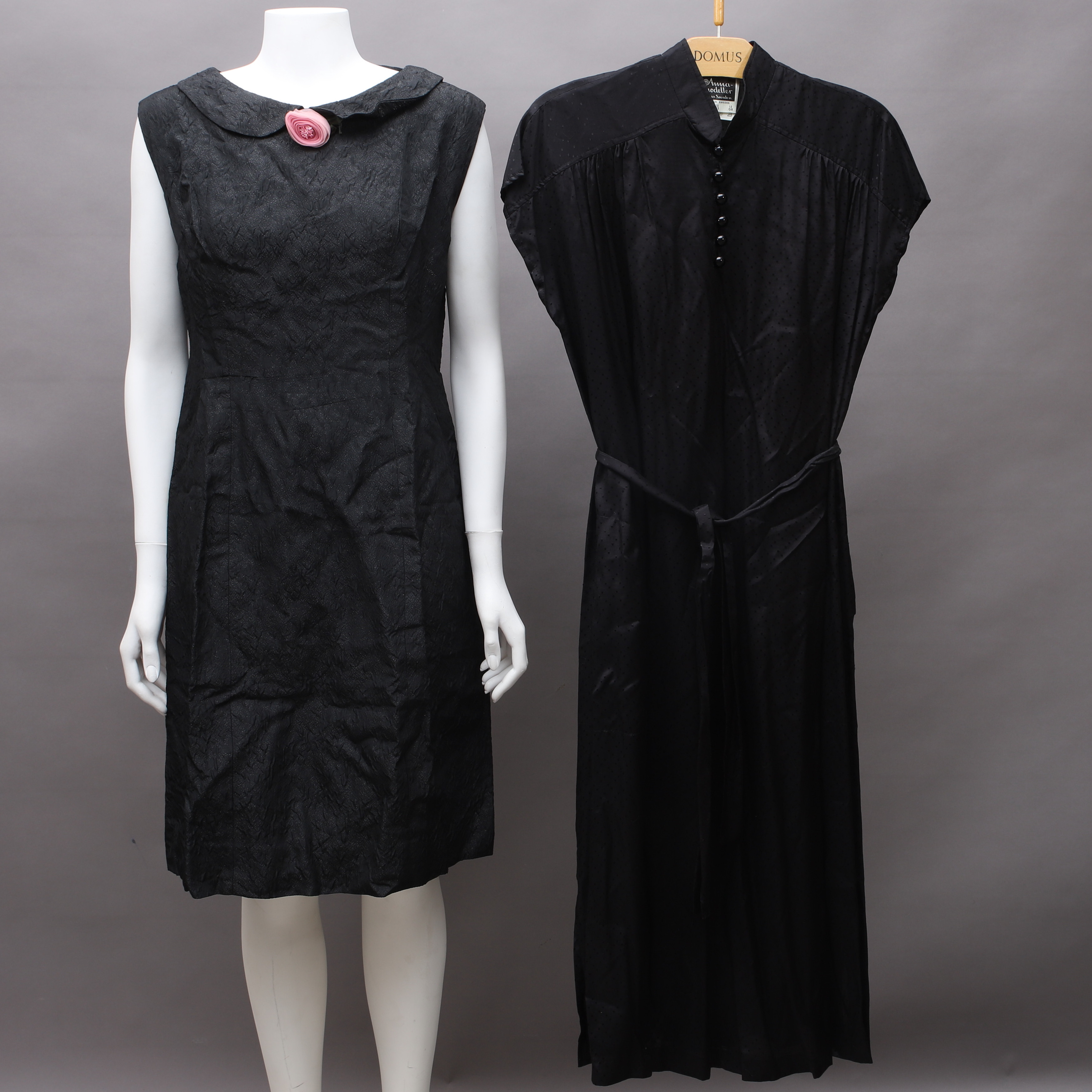 KLÄNNINGAR, 2 st, bl.a. Anna-modeller Åhus, 1900-talets mitt. | Barnebys