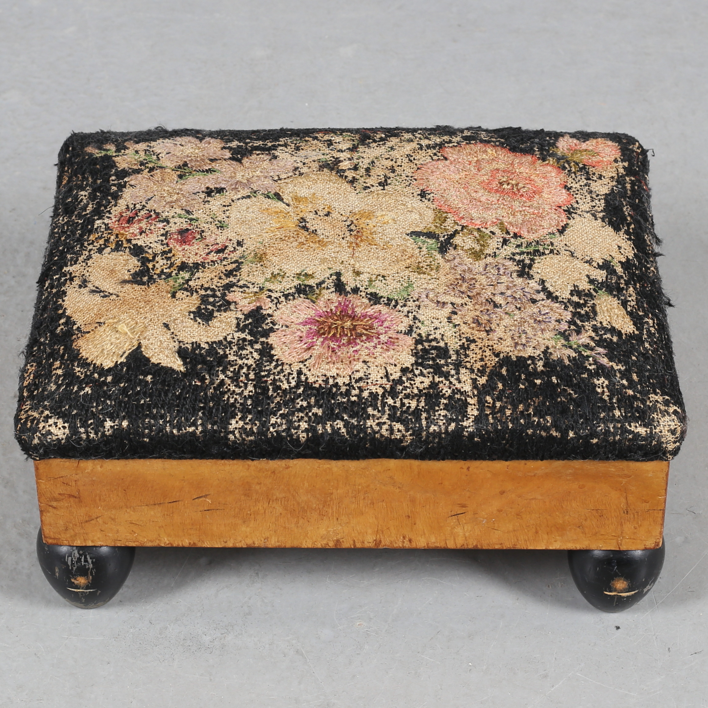 Images for 2118516. PALL, with embroidery in the form of flowers, 18 ...