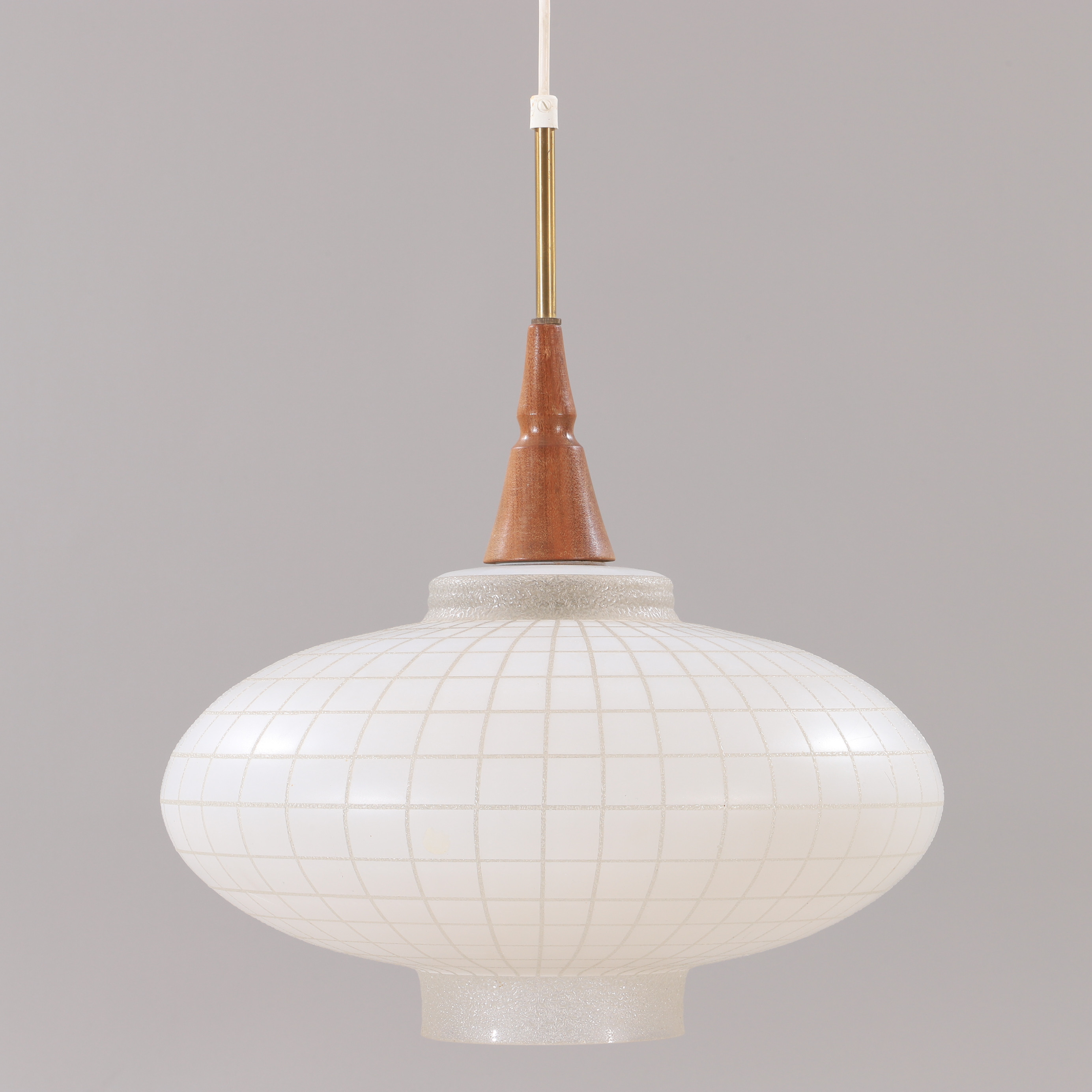 TAKLAMPA, mässing/teak med glaskupa, 1900-talets mitt. | Barnebys