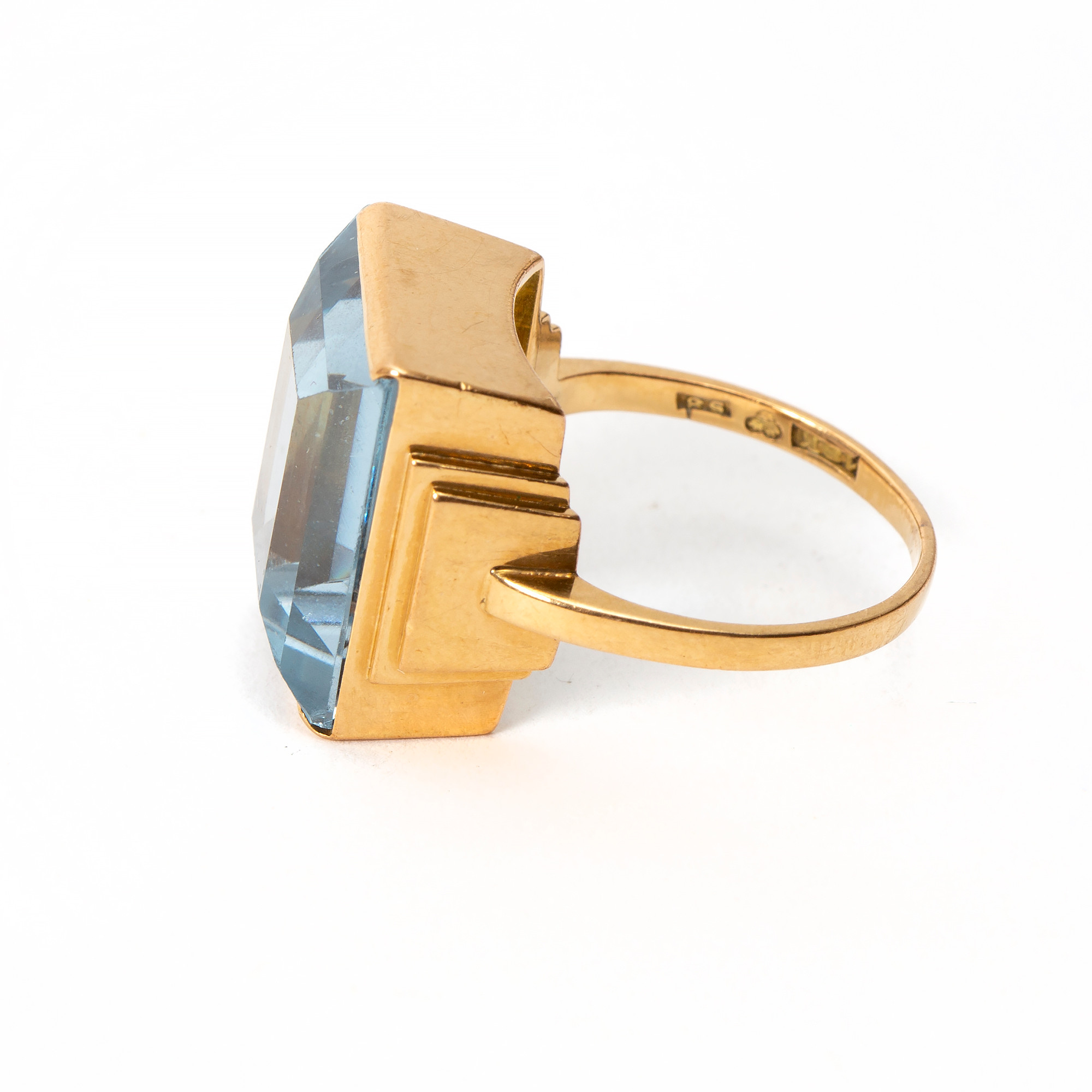 Bilder för 2125897. RING, 18 k guld med blå trappslipad sten, möjligen ...