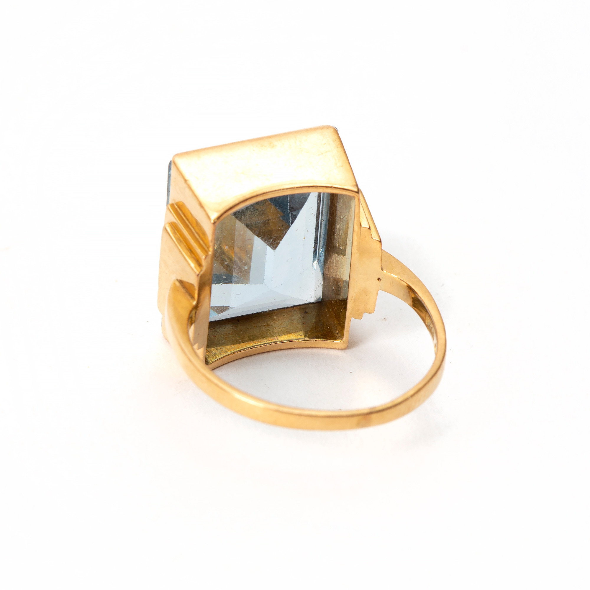 Bilder för 2125897. RING, 18 k guld med blå trappslipad sten, möjligen ...