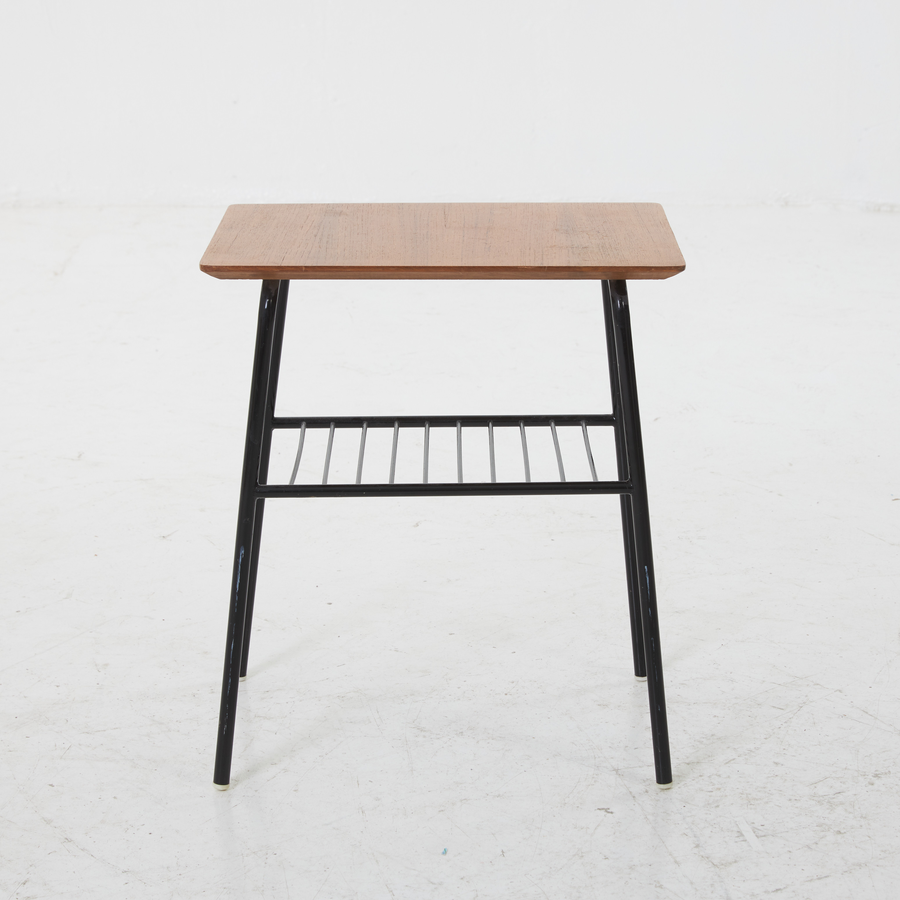 Bilder för 2151291. BORD, med hylla, 1900-talets mitt, svartlackerat underrede, skiva fanérad i ...