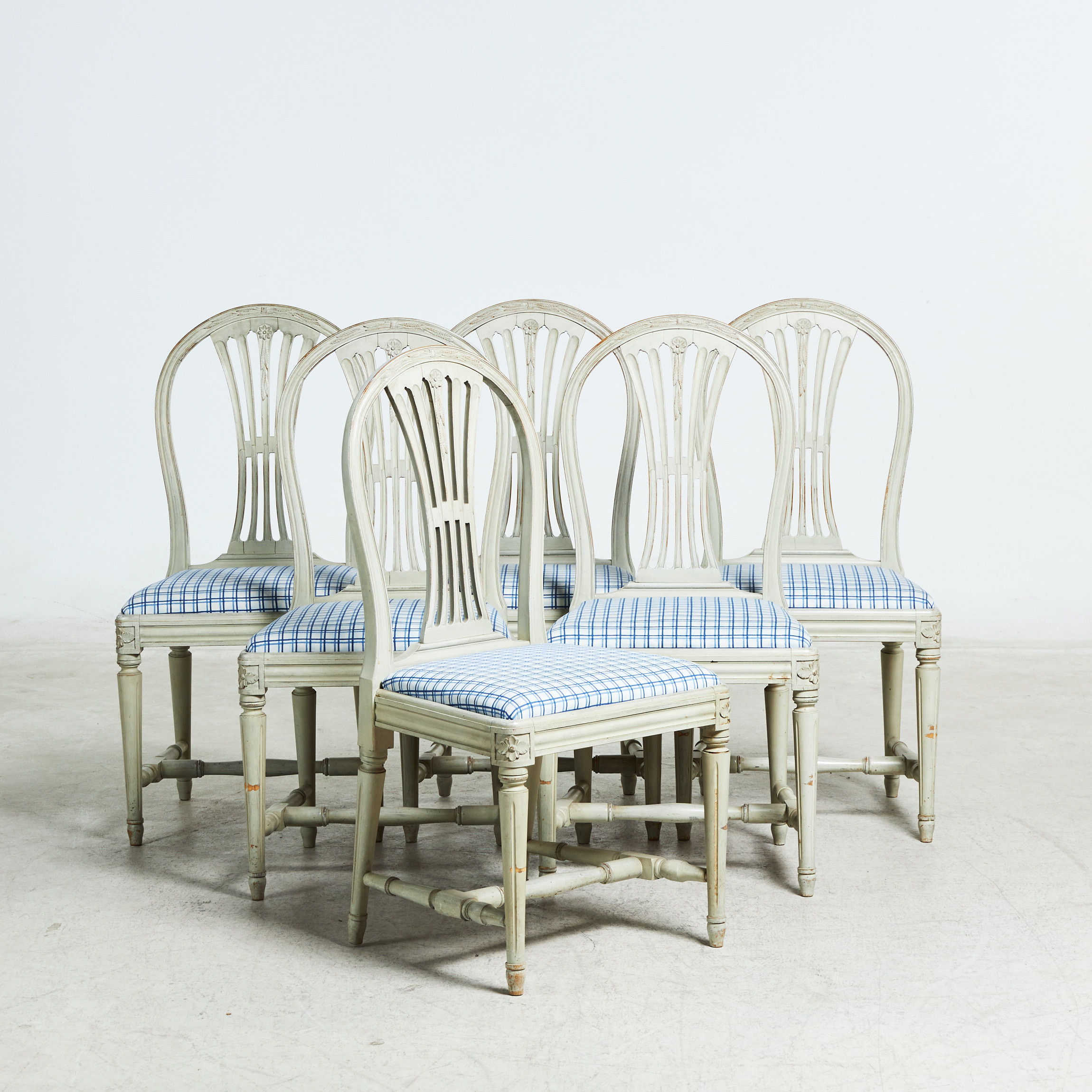 STOLAR, 6 st, gustaviansk stil, "axet", stomme i bemålat trä med skuren ...