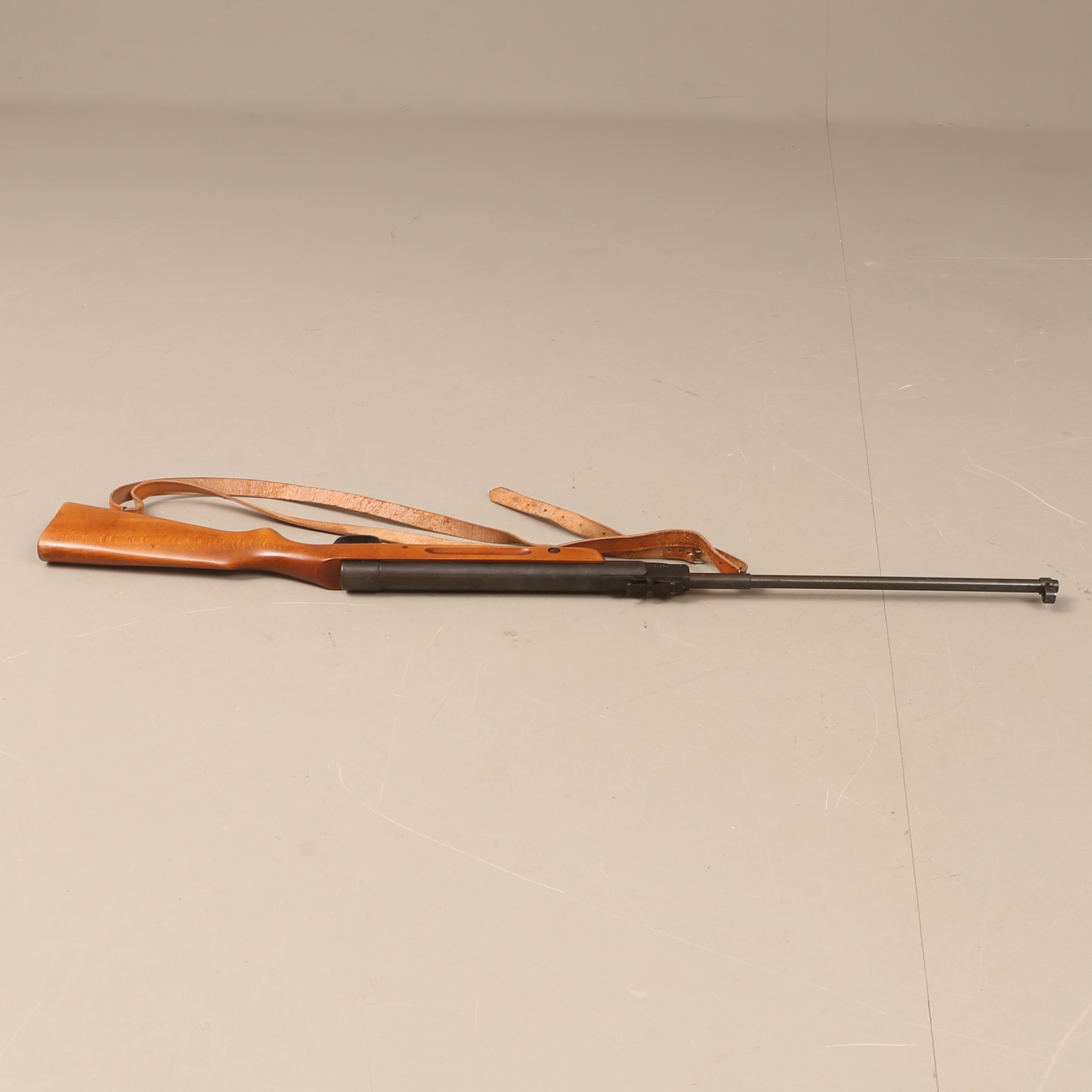 Images for 2216197. AIR RIFLE, Lucznik 87, Poland. - Auctionet