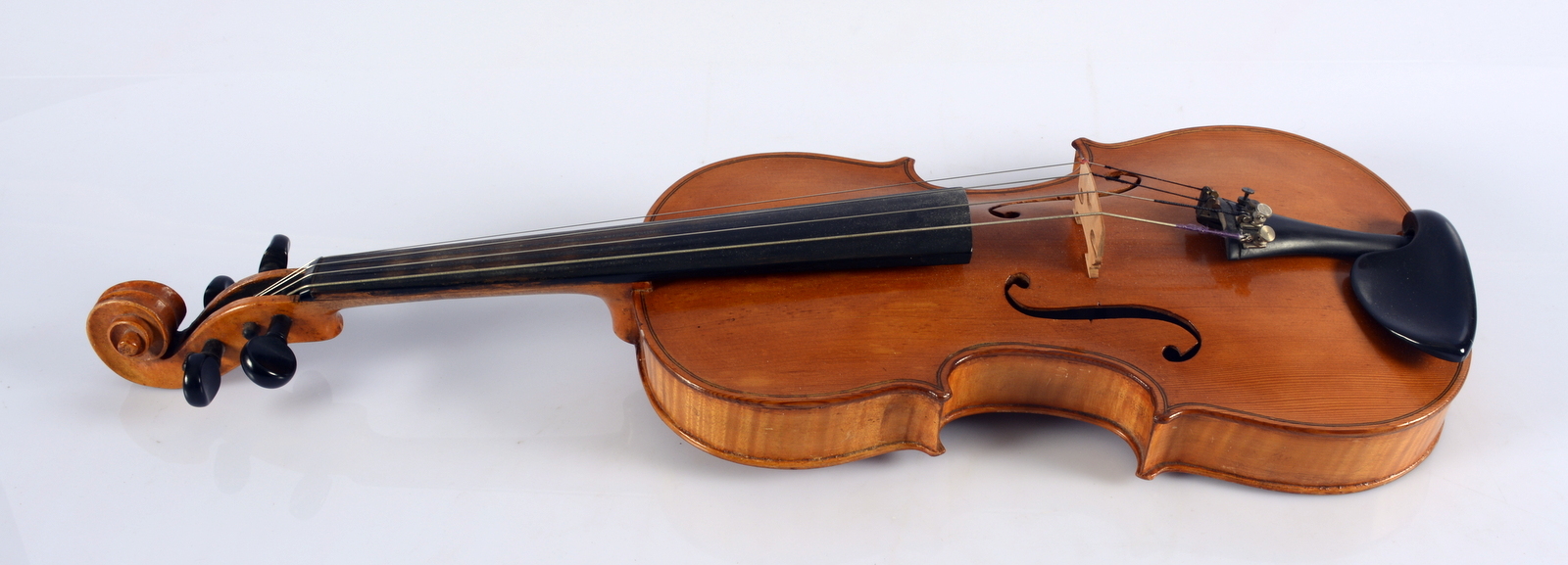 FIOL WITH ACCESSORIES. Collectables - Musical instruments - Auctionet