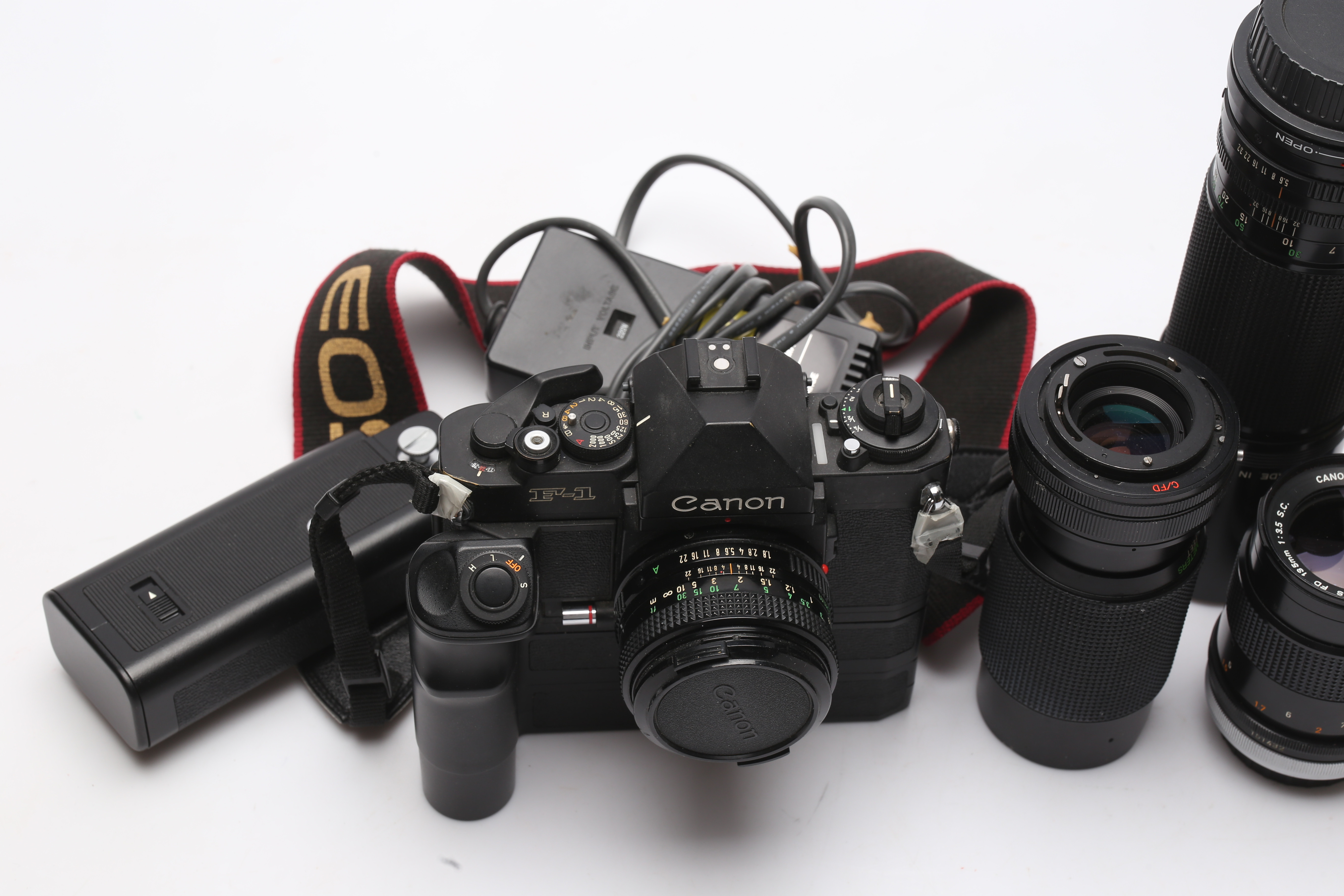 Images for 2241677. CAMERA, Canon F1n with accessories. - Auctionet