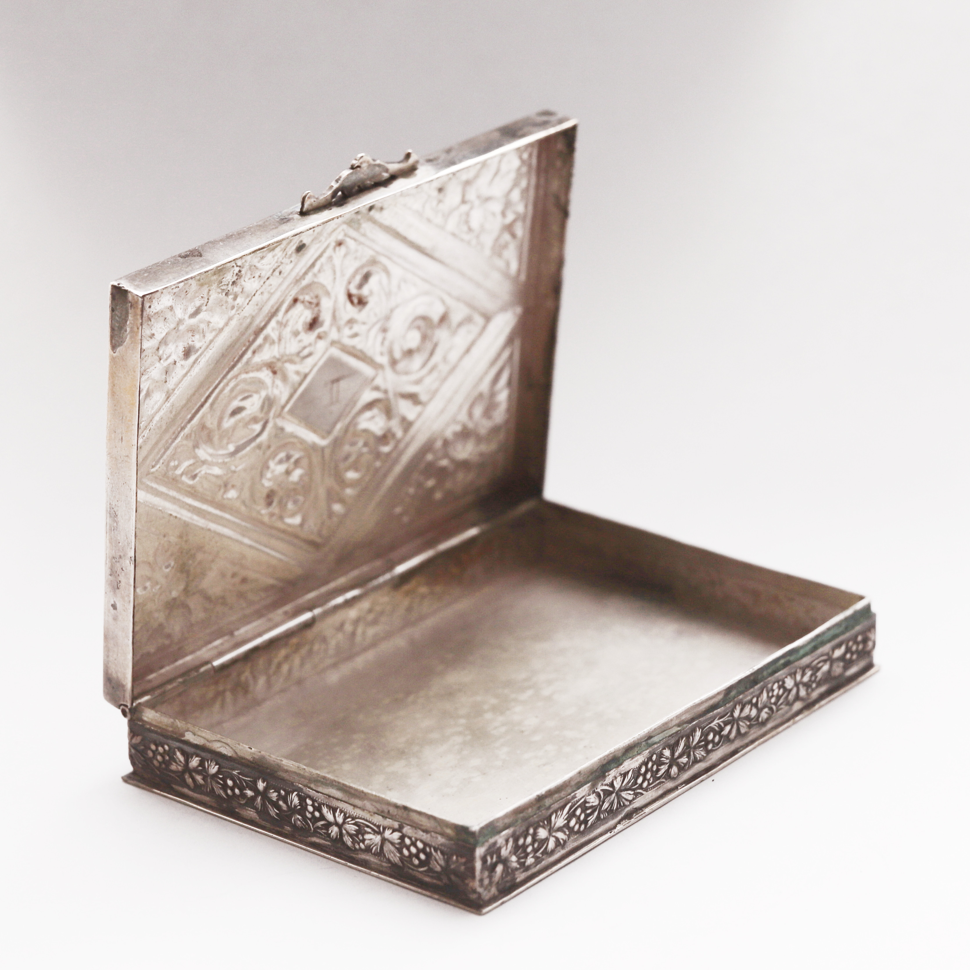 Images for 2292860. SNuff Box. ART DECO. PUNCHED SILVER. - Auctionet