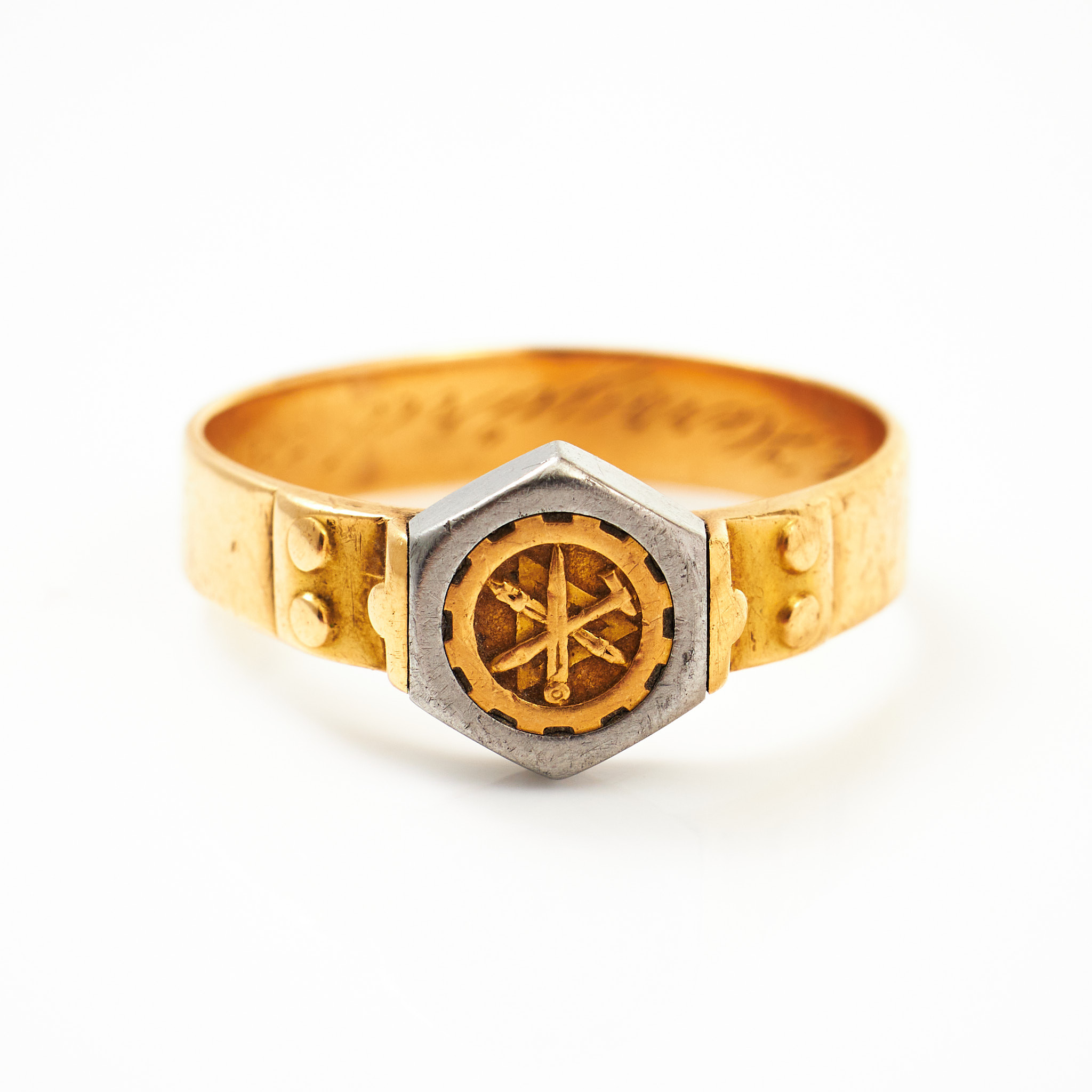 Bilder för 2337758. RING, 18 k guld, infattad mutter i stål med ...