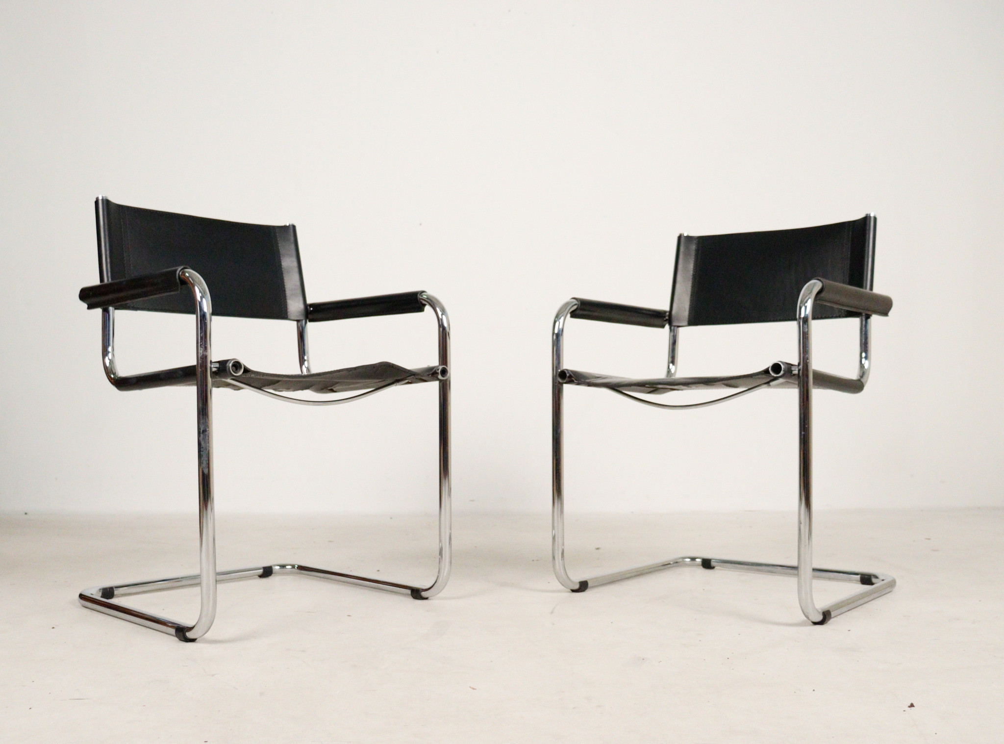 Bilder zu 2341040. 2 Freischwinger aus Leder von Mart Stam & Marcel ...