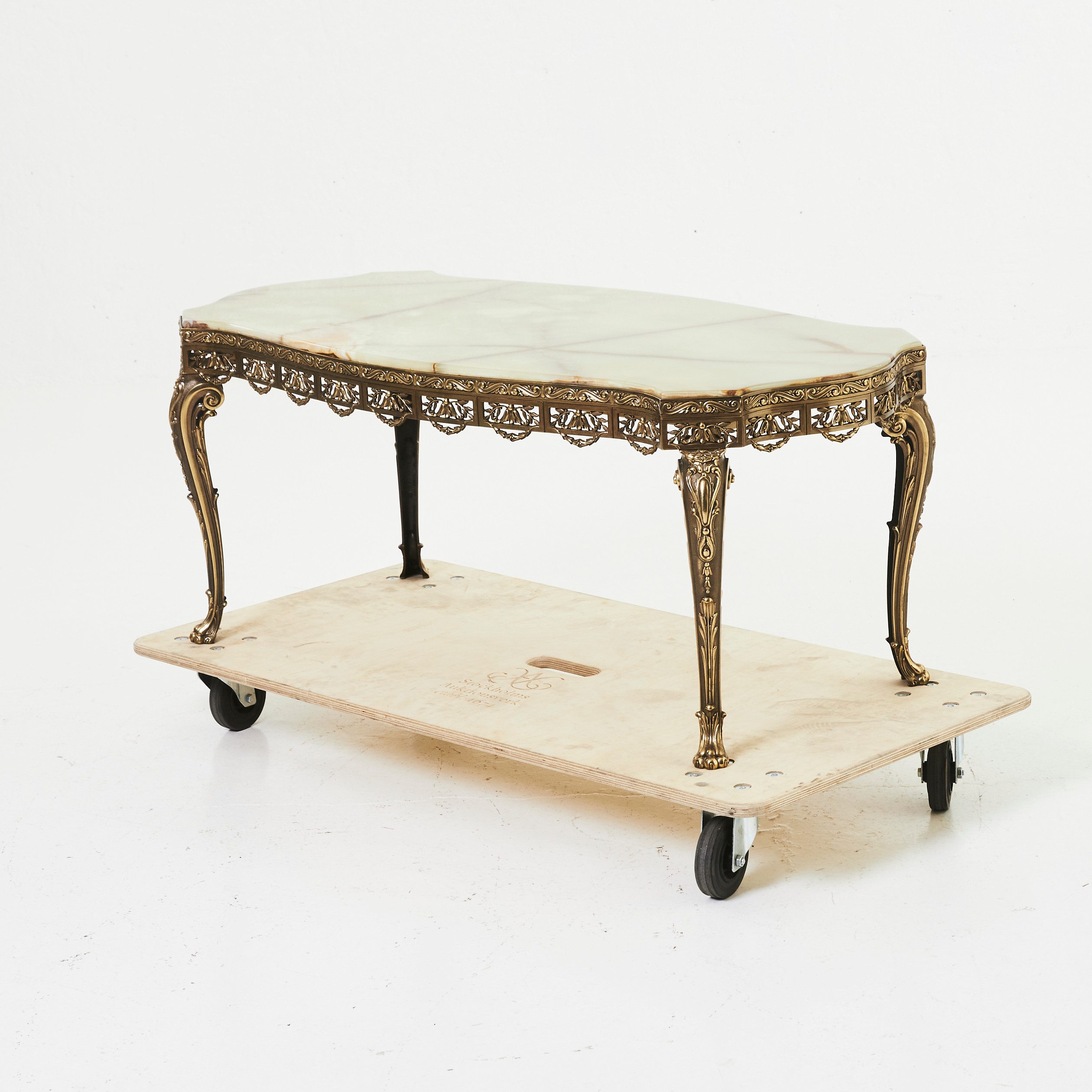 2350477. Pöytä, messinkiä, kivilevy komposiittia, 1900-luku. kuvat ...