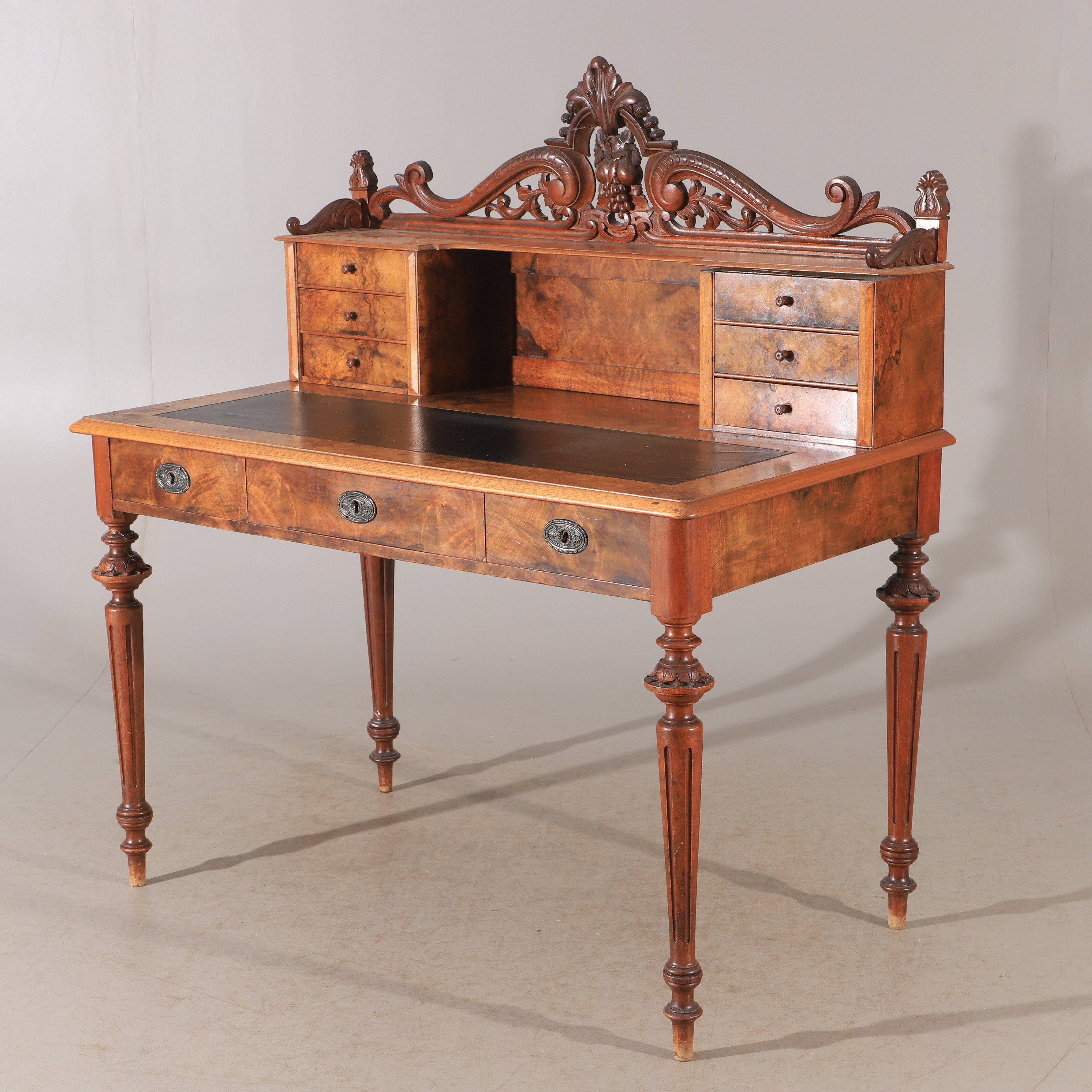 Bilder för 2372065. SKRIVBORD, mahogny/rot-faner med vinylklädd skiva ...