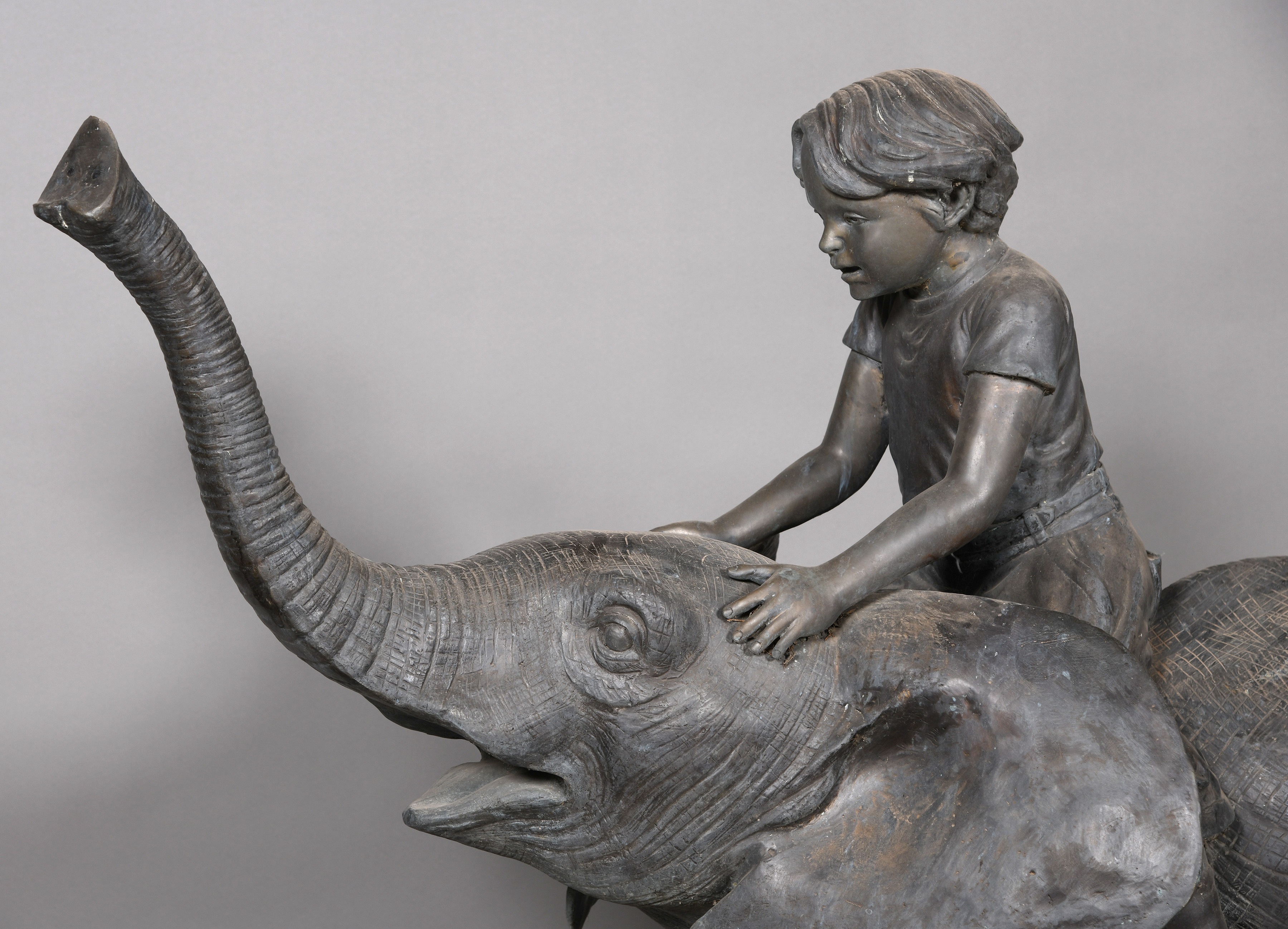 Images for 2377604. A LARGE BRONZE ELEPHANT WATER FEATURE. - Auctionet