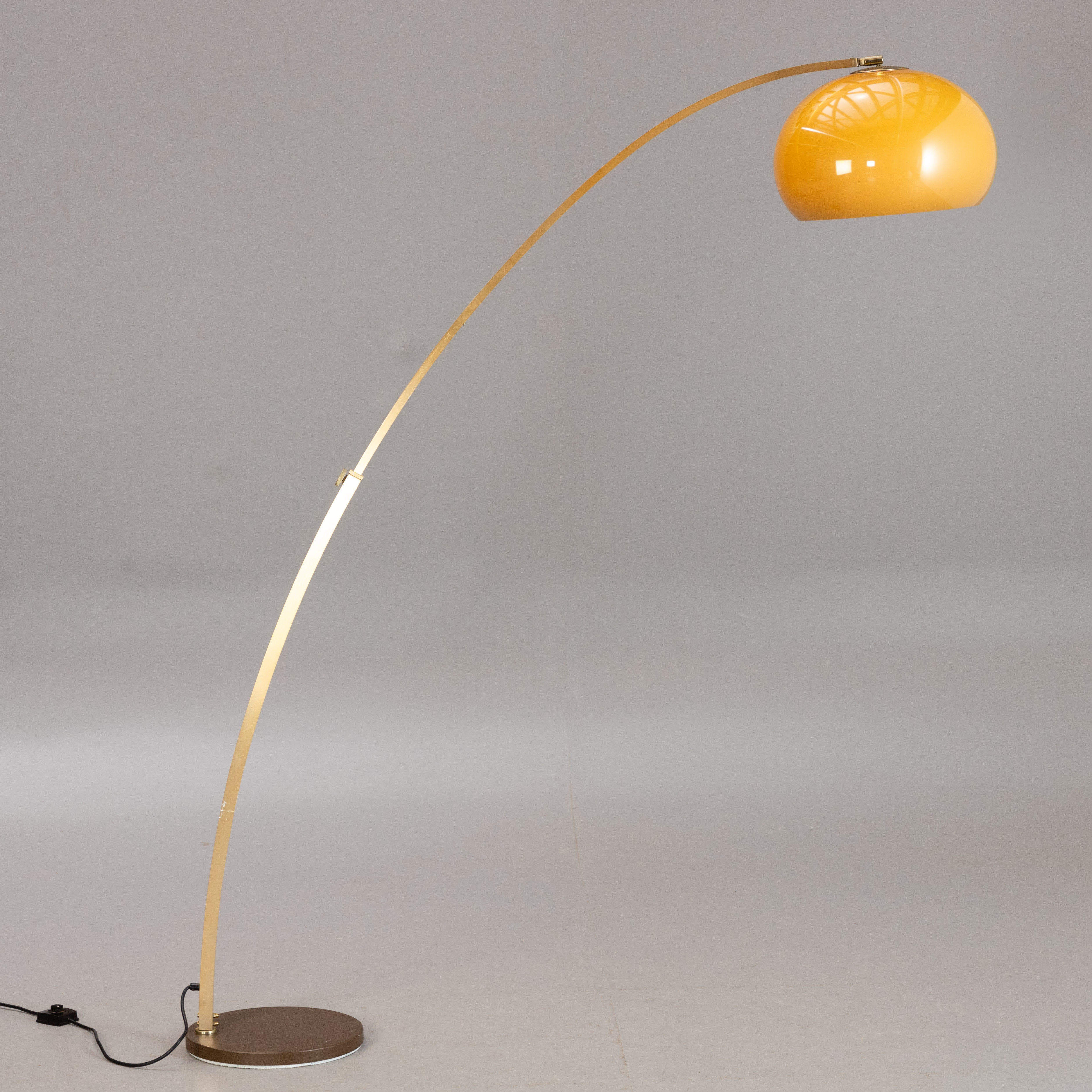 båge lampa, 1970-tal. Belysning & Lampor - Golvlampor - Auctionet