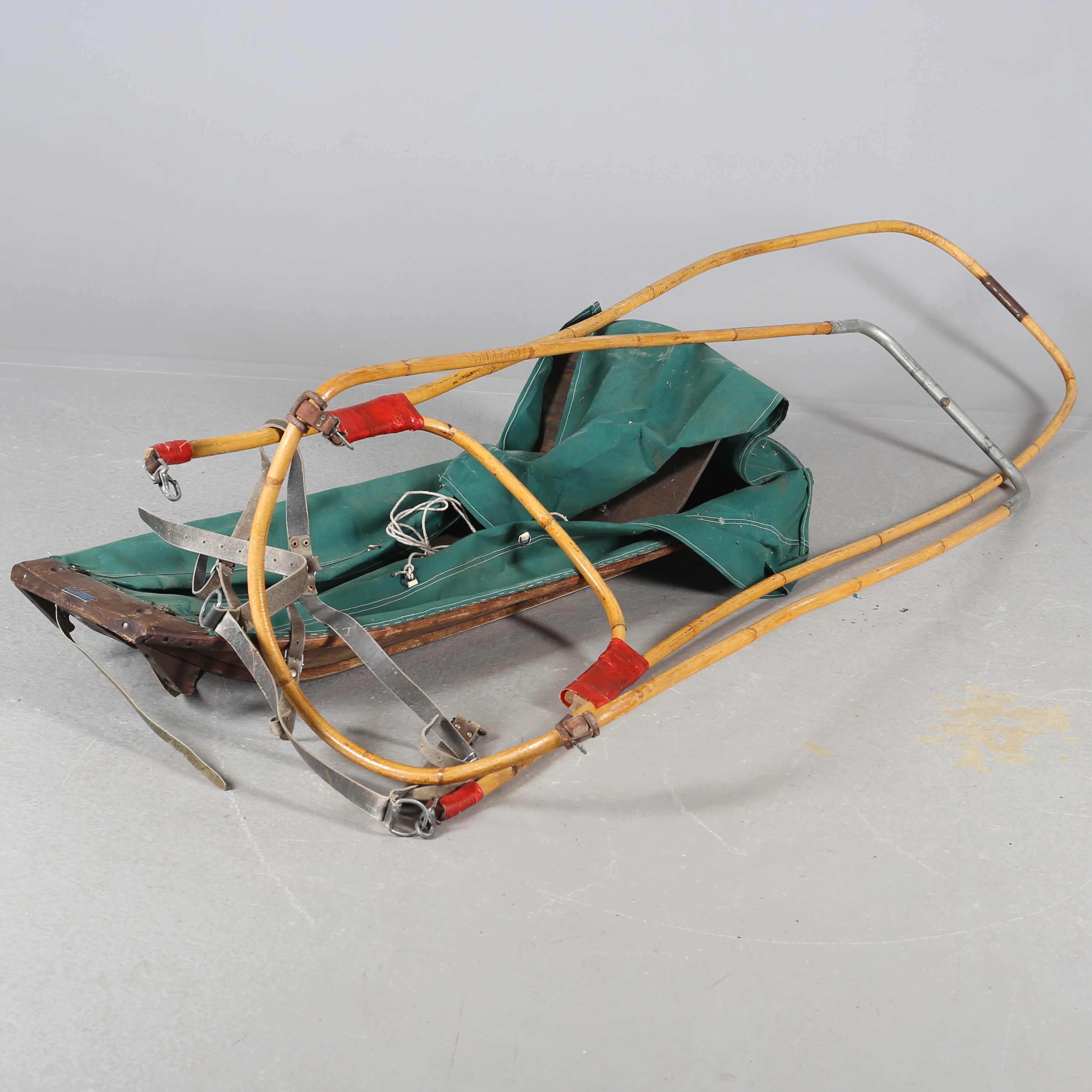 2403436. REKI, puu, rottinki, kangas, nahka, metalli. Segebaden-Berg AB ...