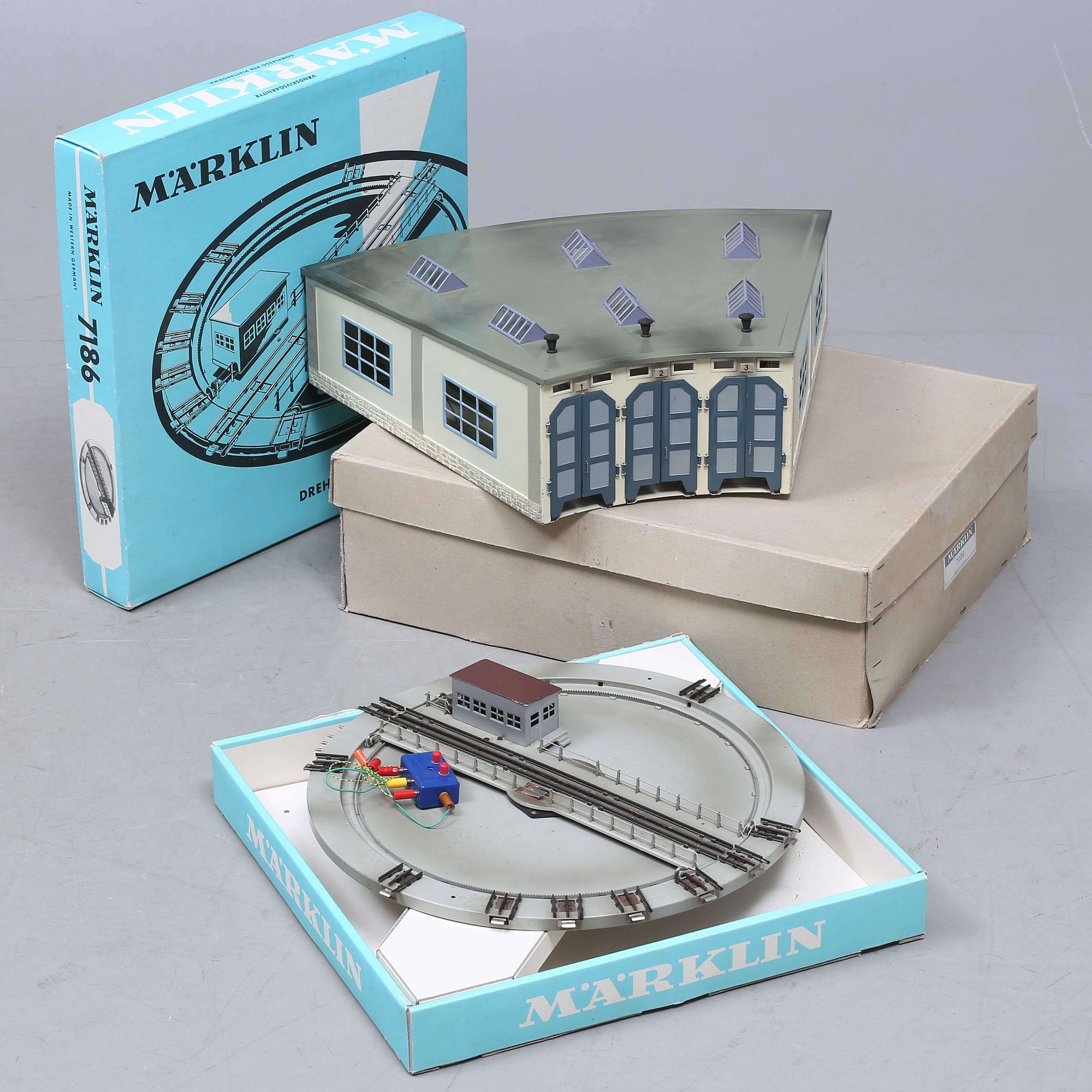 Images for 2414486. MÄRKLIN 7186 turntable and 7028 locomotive stall ...