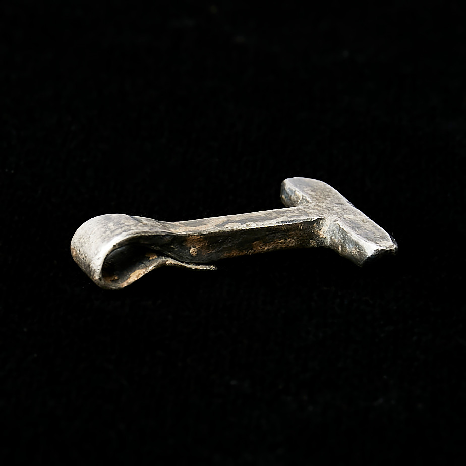 TORSHAMMARE i silver, vikingatid ca 800-1000, på den horisontella delen ...