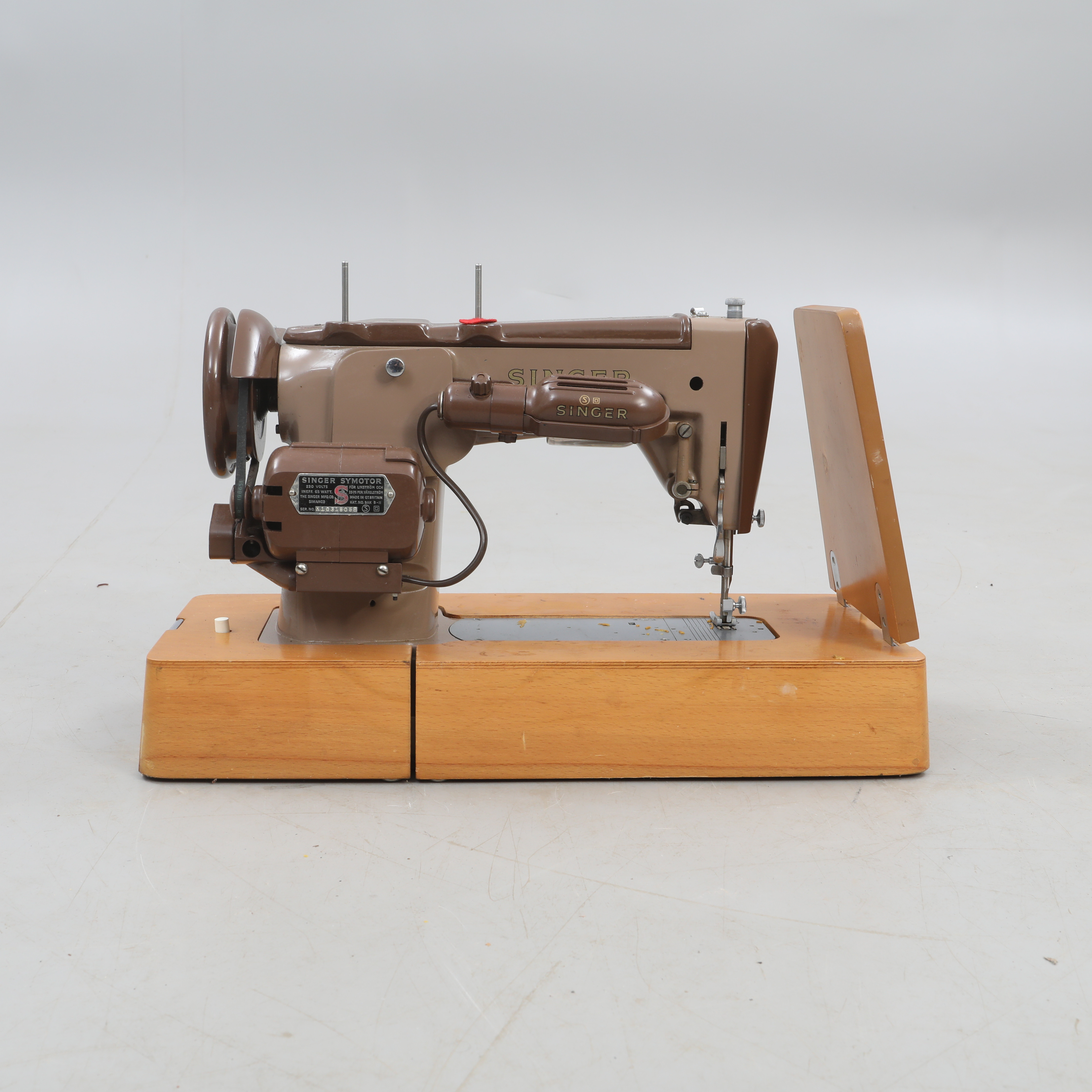 Images for 2432496. SEWING MACHINE, SINGER model 320K, 1950s. - Auctionet