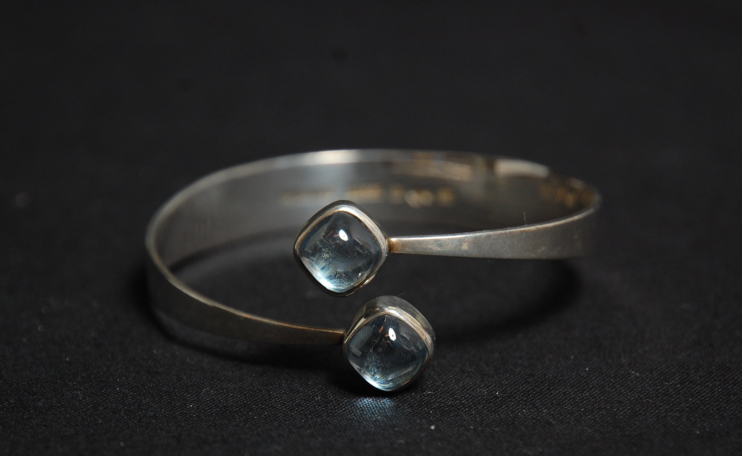 ARMBAND,stelt, silver med 2 st akvamariner, Gert Thysell, Gussi, Malmö ...