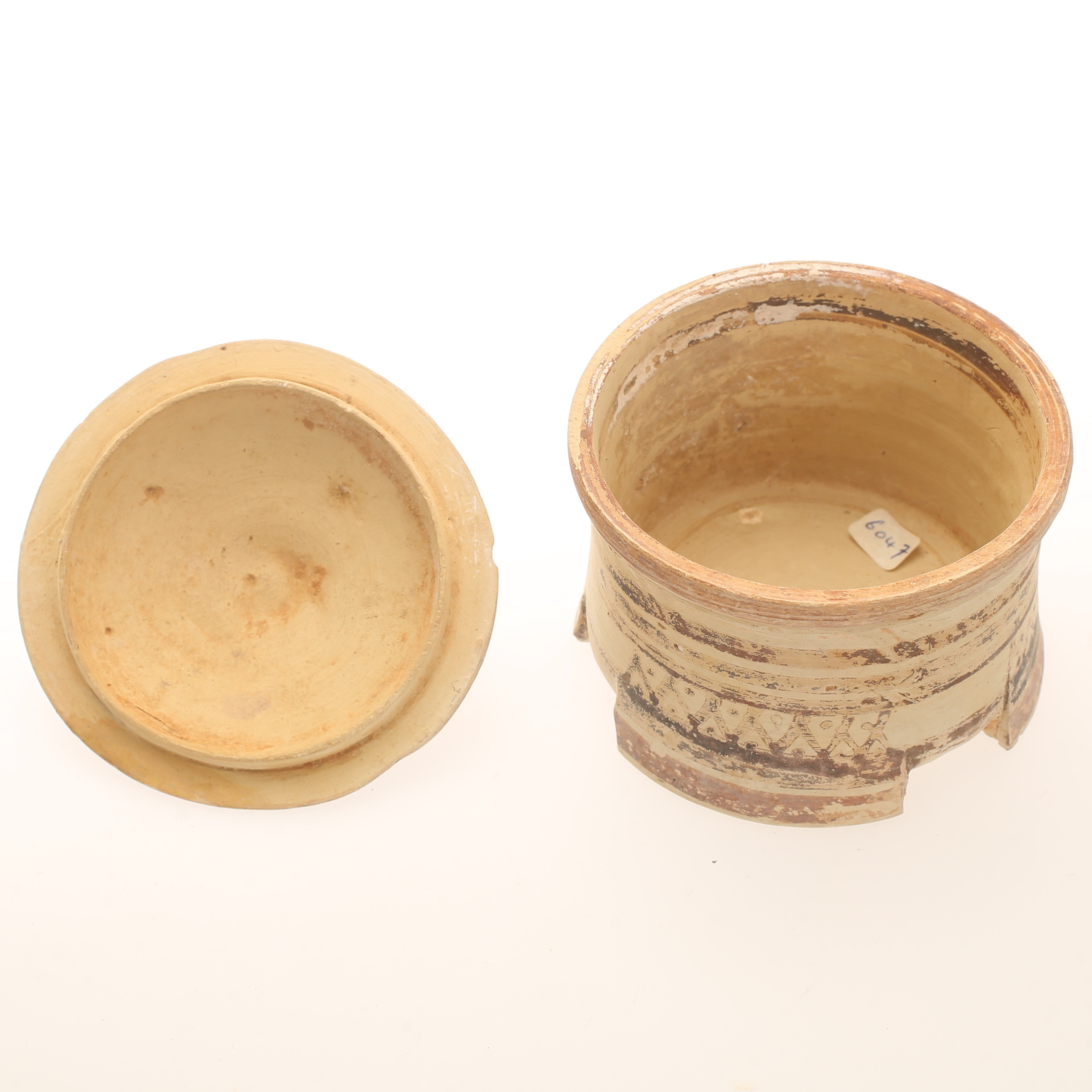 Bilder för 2441744. ASK med lock/Tripod Pyxis, Korintier, 575-550 f. Kr ...