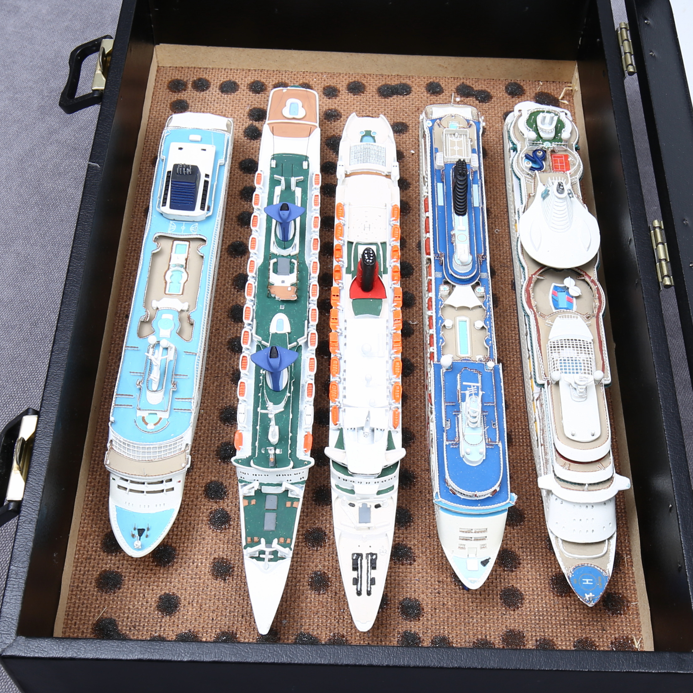 Bilder för 2442539. FARTYGSMODELLER, 5 st, Classic Ship Collection ...