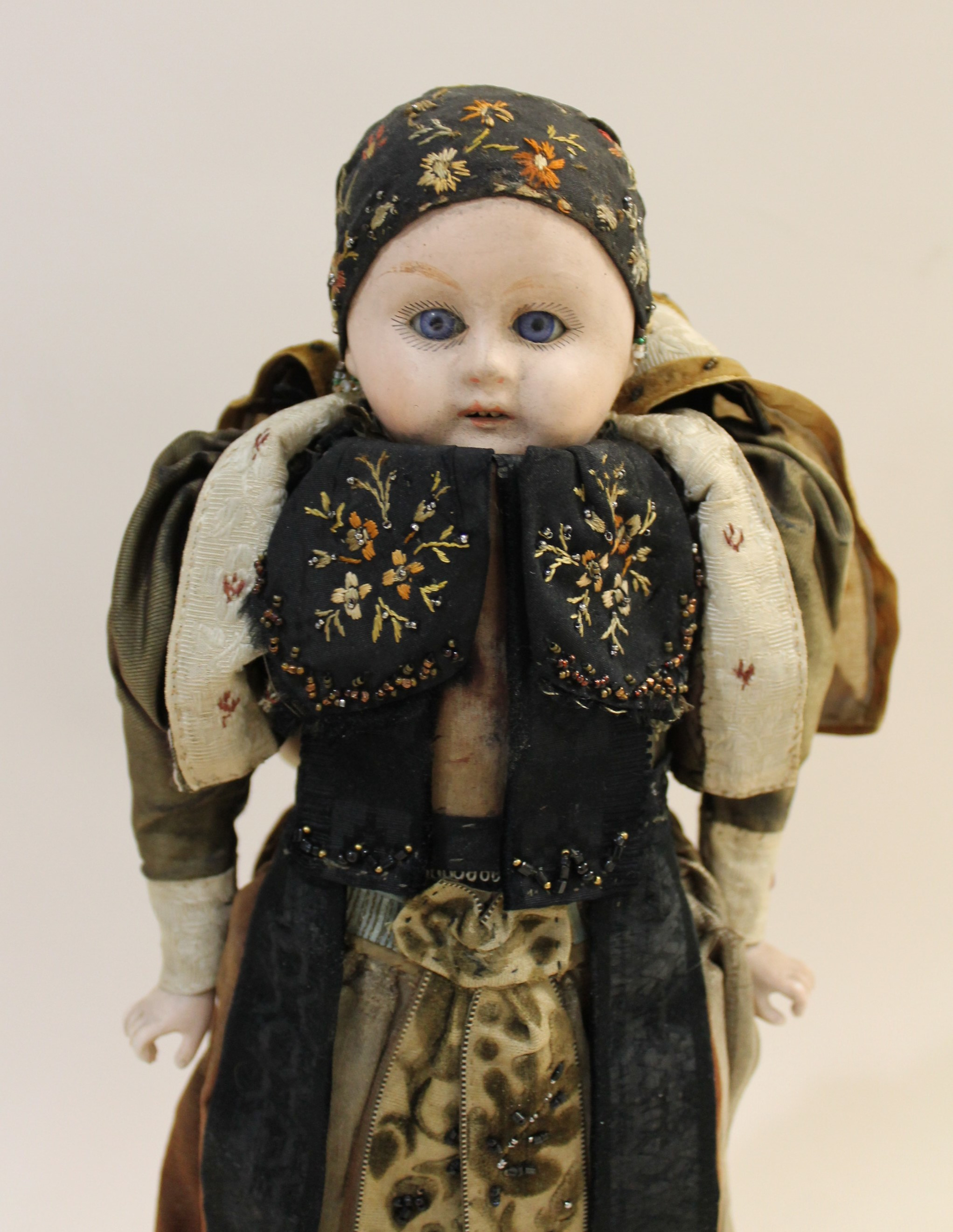 Bilder för 2448703. ANTIK BISQUE DOCKA & EUROPEISK KOSTYM, & ANDRA ...