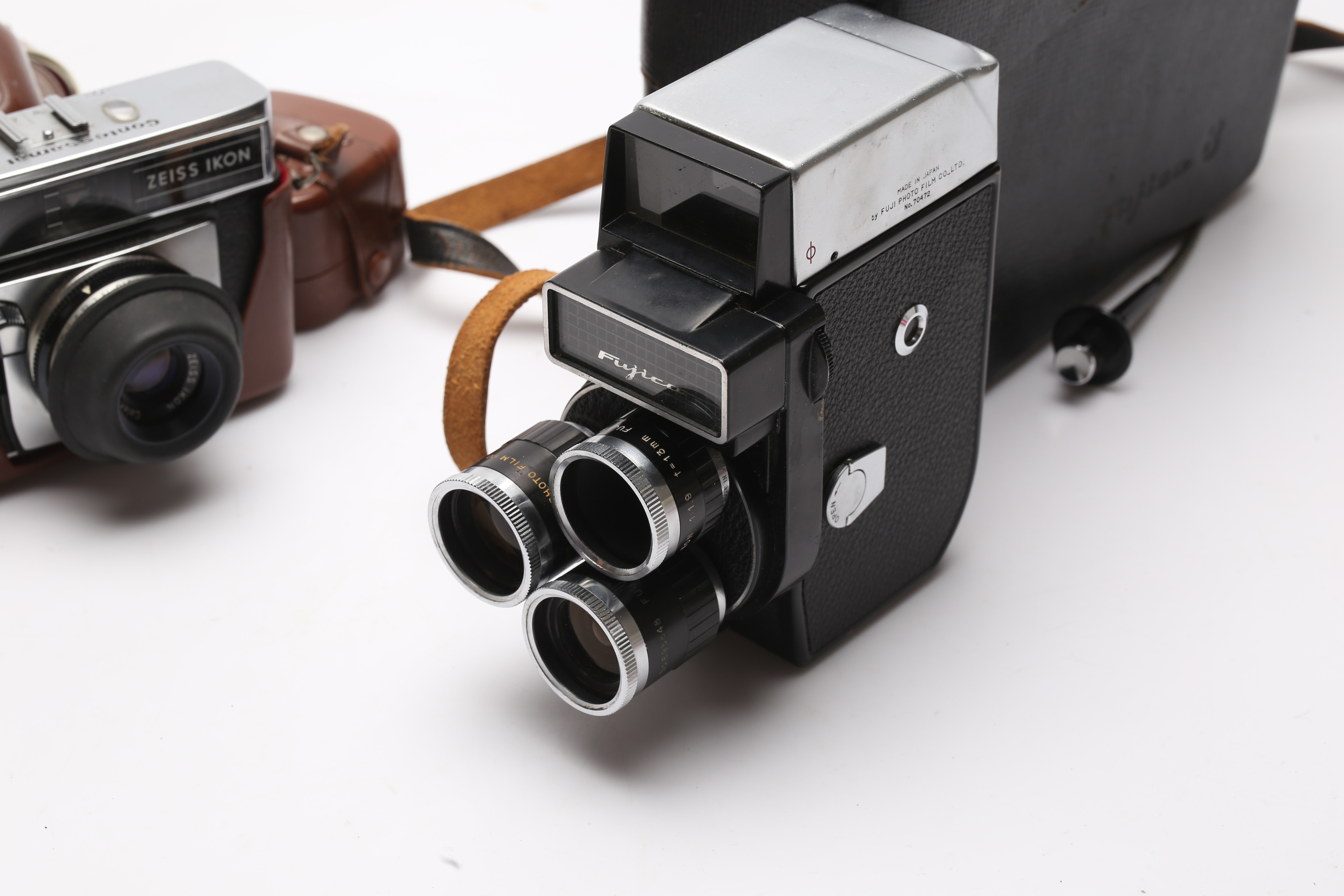 Images for 2450529. CAMERAS, 2 pcs, Fujica 8EE and Contessamat. - Auctionet