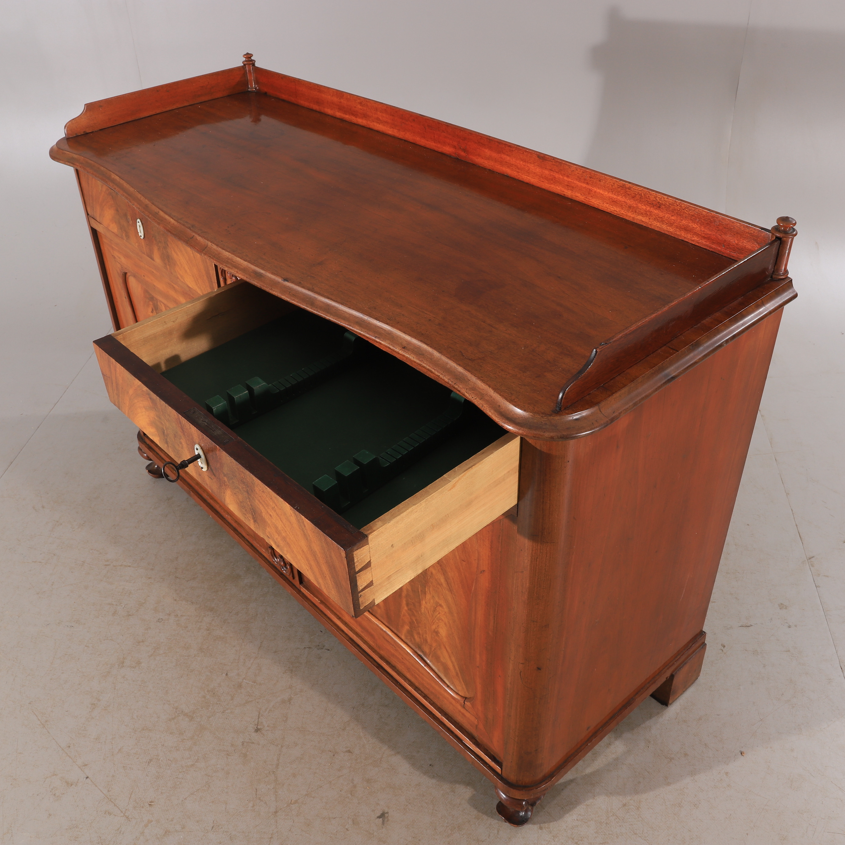 SKÆNK, mahogni, empire. Møbler - Skabe og hylder - Auctionet