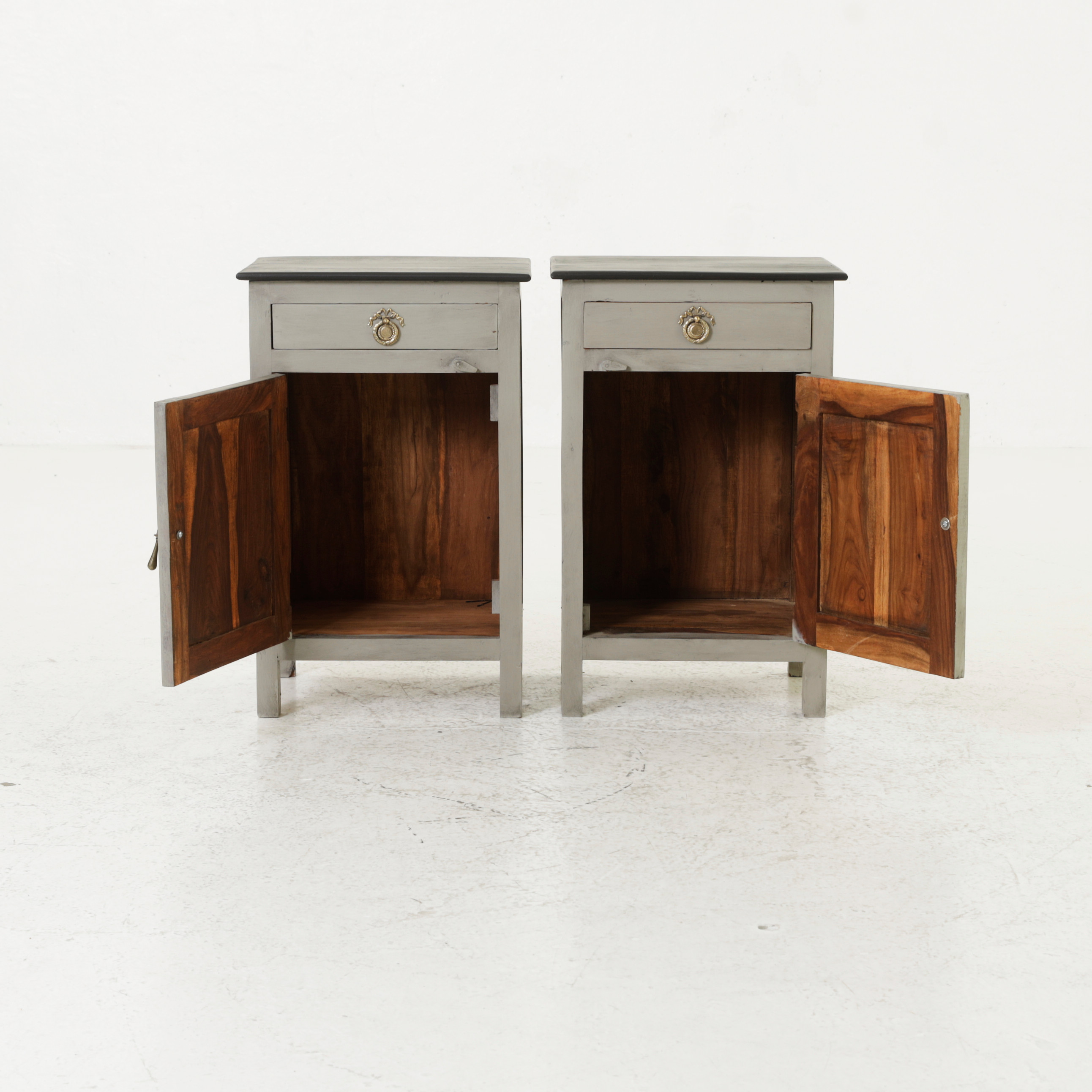 Bilder för 2474516. NATTDUKSBORD, 1 par, gråmålade med svarta skivor ...