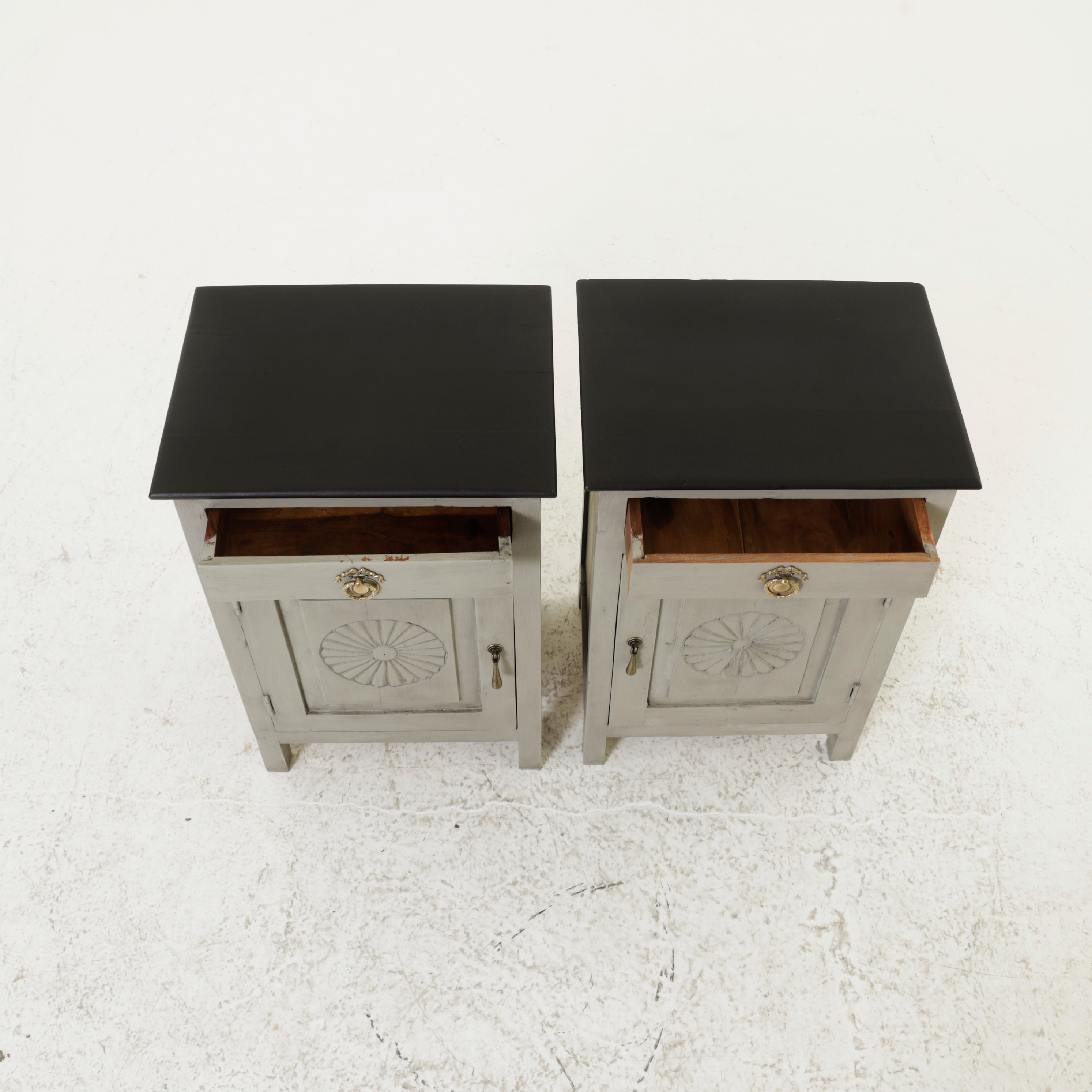 Bilder för 2474516. NATTDUKSBORD, 1 par, gråmålade med svarta skivor ...