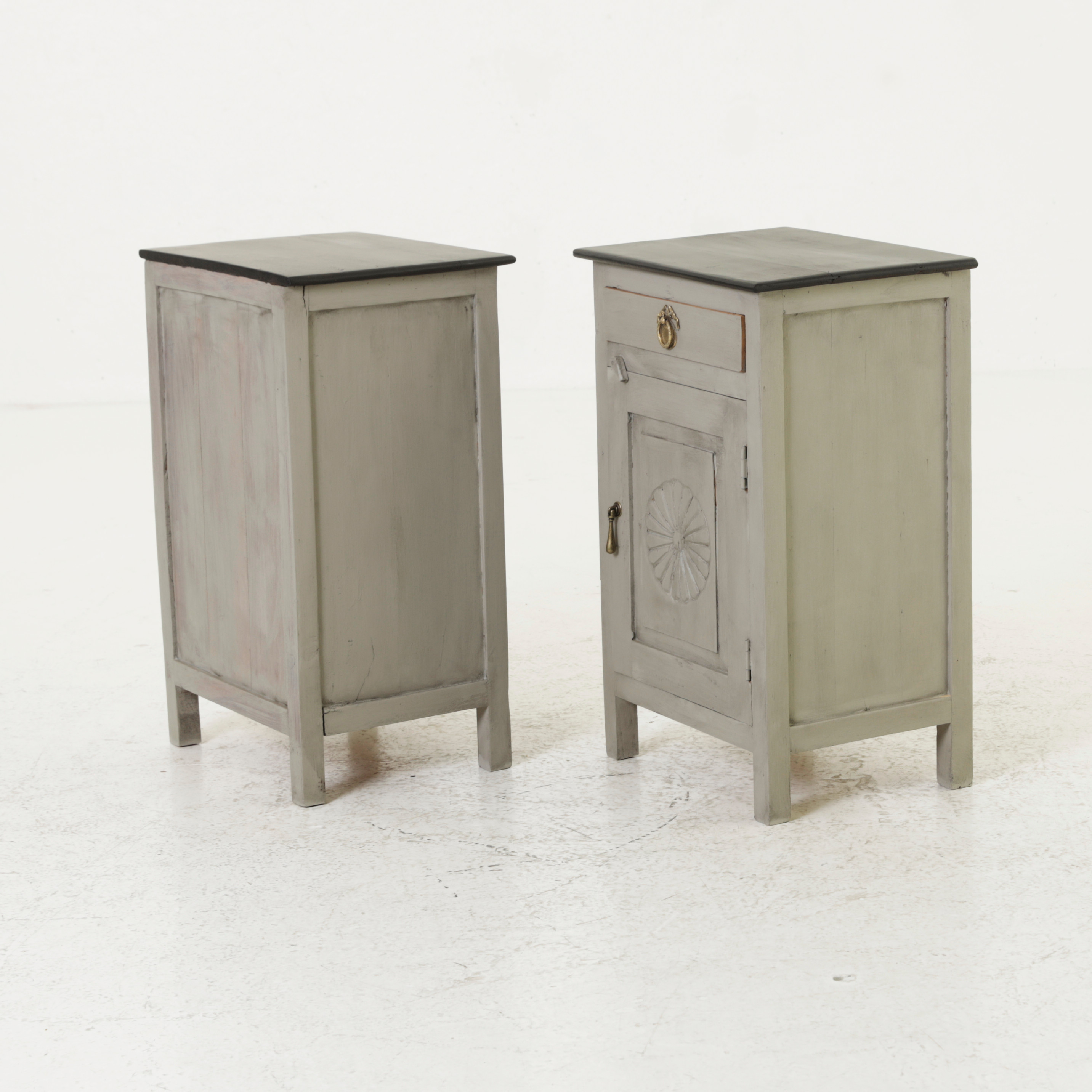 Bilder för 2474516. NATTDUKSBORD, 1 par, gråmålade med svarta skivor ...