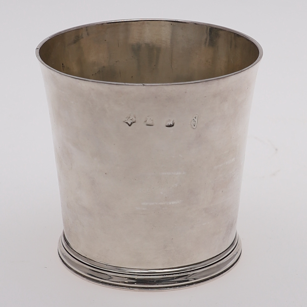 Images for 2477478. A QUEEN ANNE BRITANNIA-STANDARD BEAKER. - Auctionet
