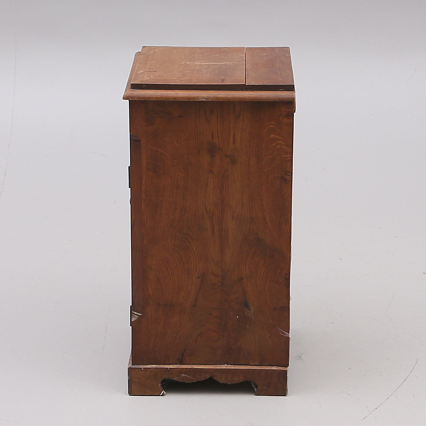 KOMMOD, ek, 1900-tal. Möbler - Övrigt - Auctionet