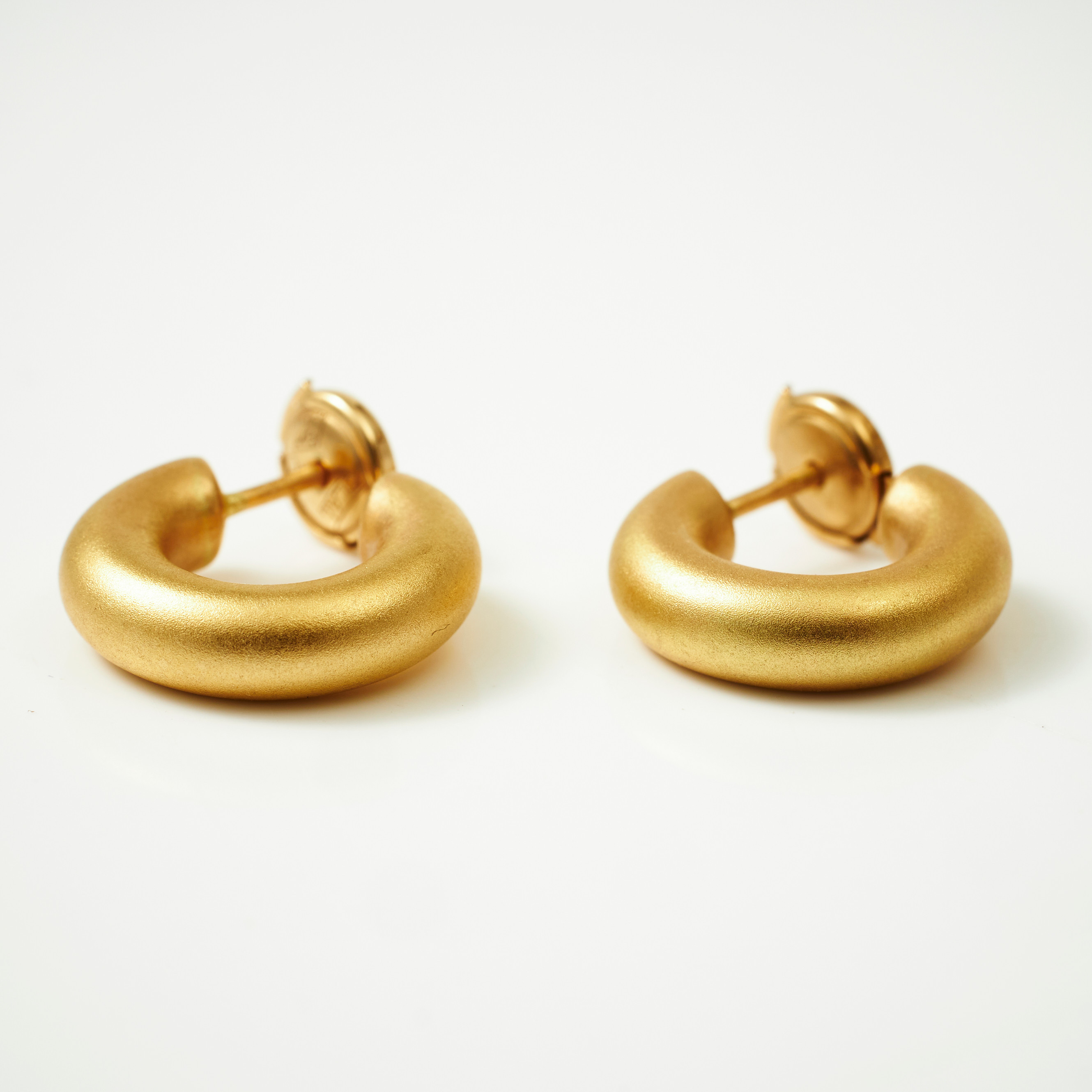 ÖRHÄNGEN, 1 par, 18 k satinerat guld, creoler. Smycken & Ädelstenar ...