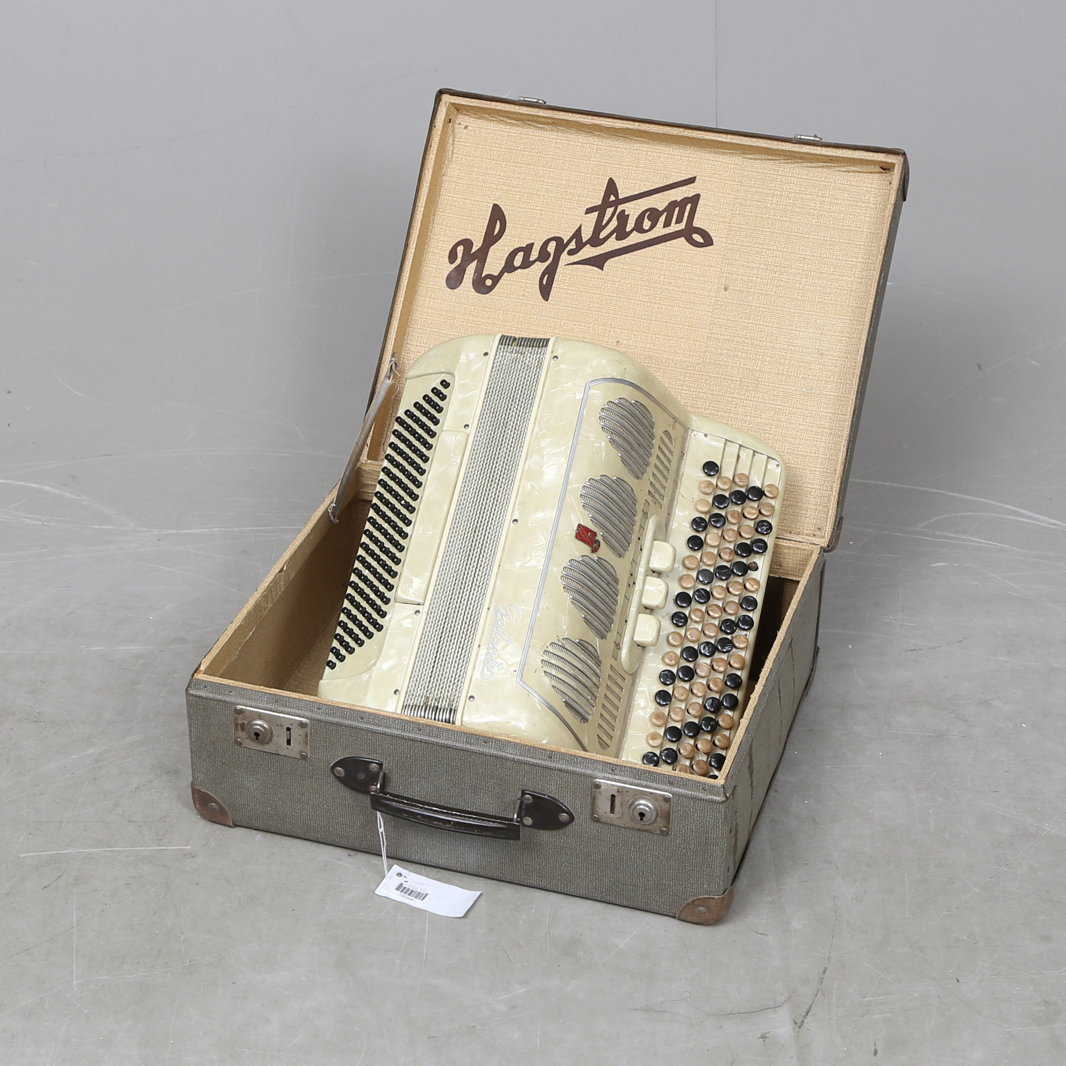 DRAGSPEL, Galanti, Italien. Samlarföremål - Musikinstrument - Auctionet