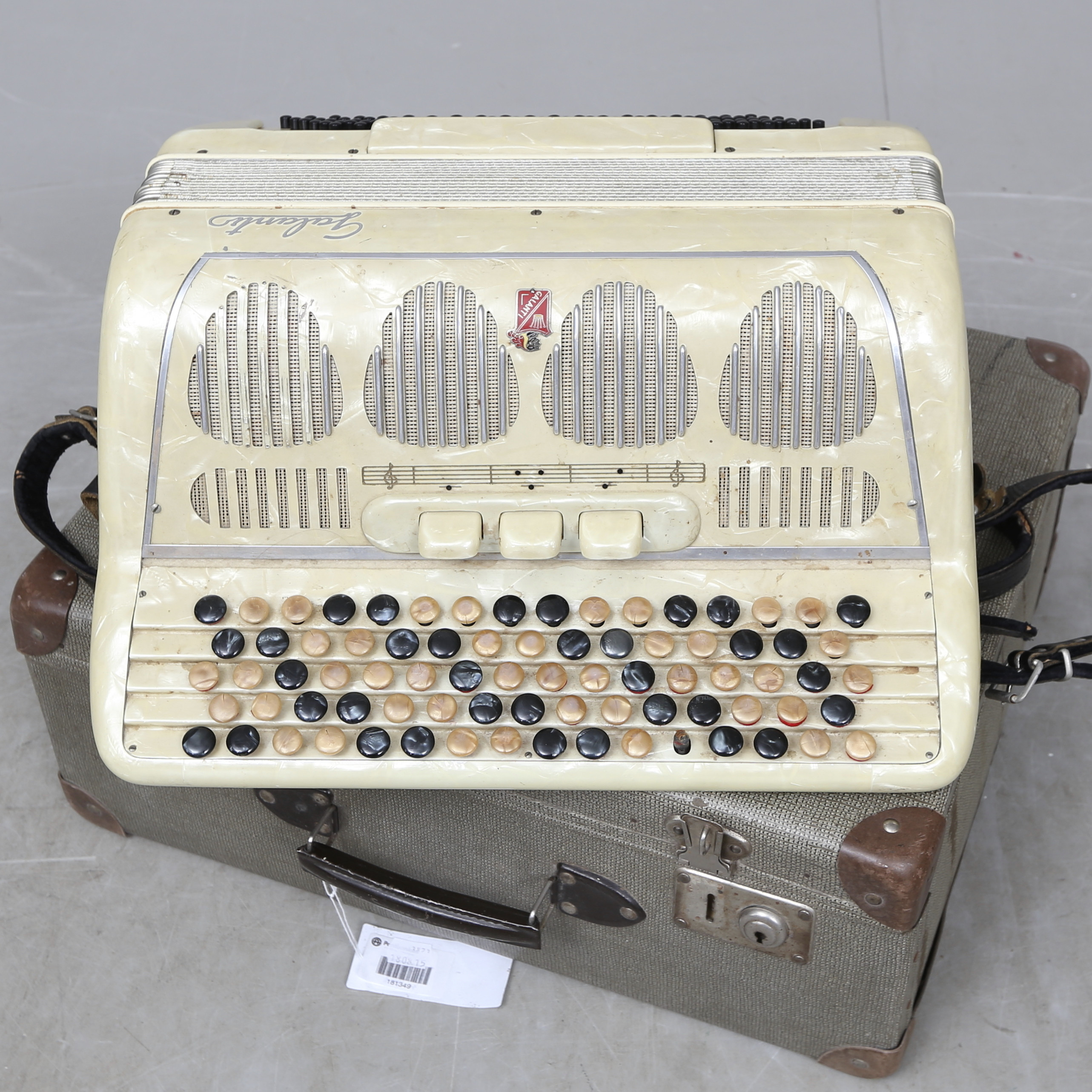 DRAGSPEL, Galanti, Italien. Samlarföremål - Musikinstrument - Auctionet