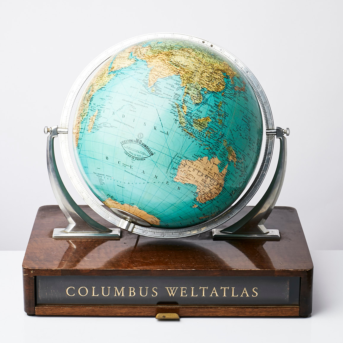 Bilder för 2493932. JORDGLOB, som bordslampa, på trälåda innhållande ...