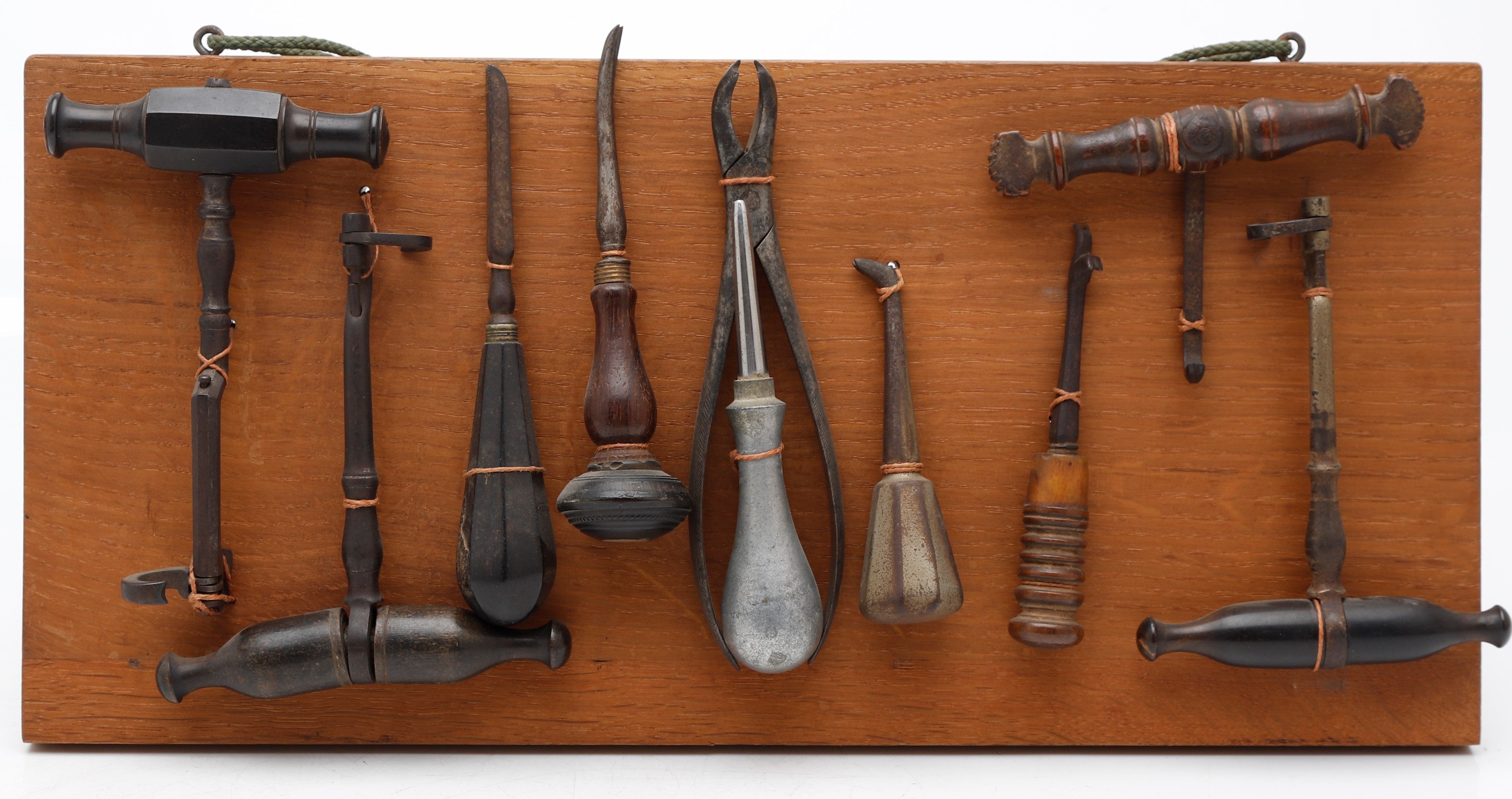 Bilder för 2497460. Taklampa med tio dentala instrument, från 1800 ...