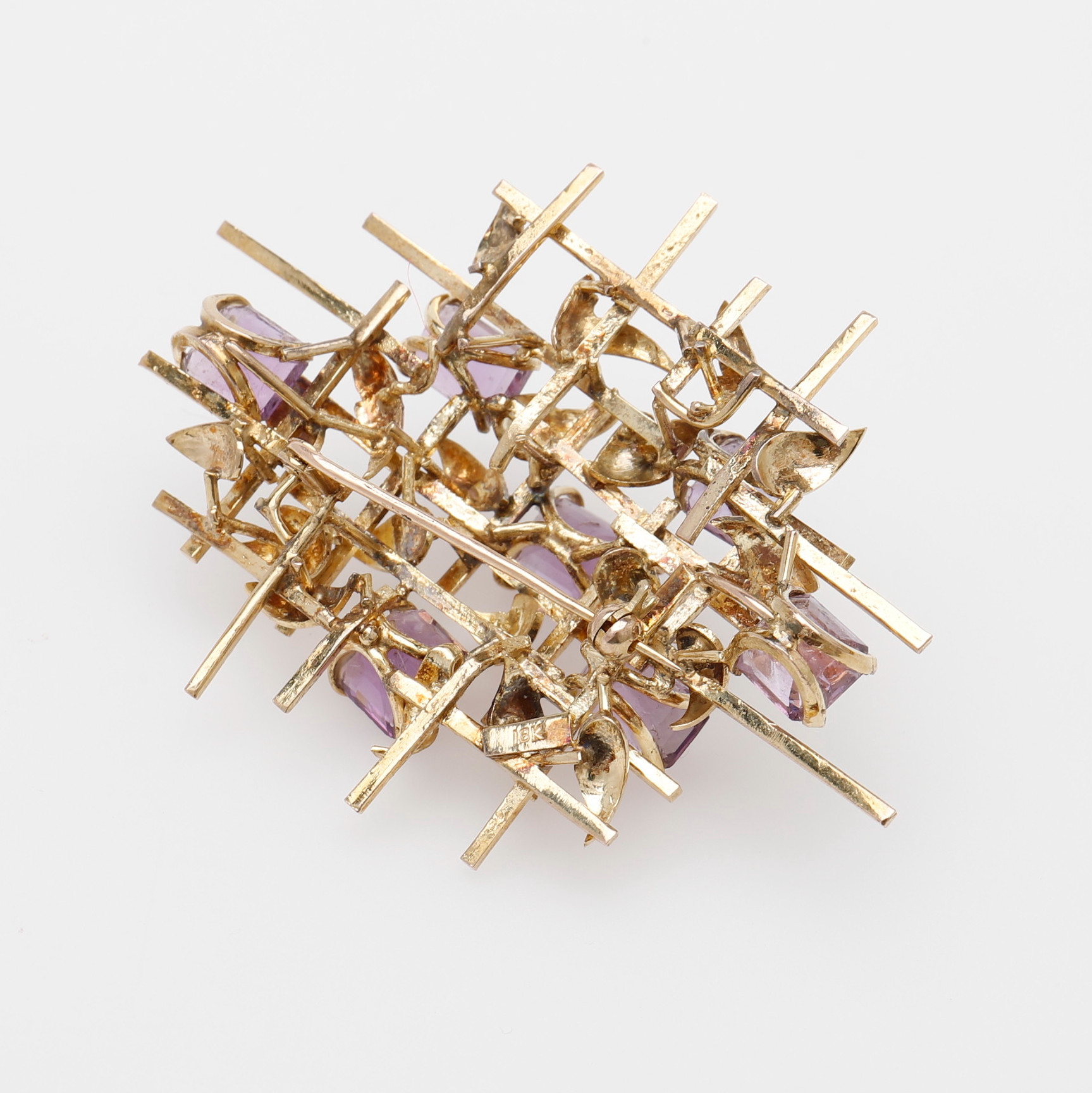BROSCH MED AMETISTER. Smycken & Ädelstenar - Broscher & Hängen - Auctionet