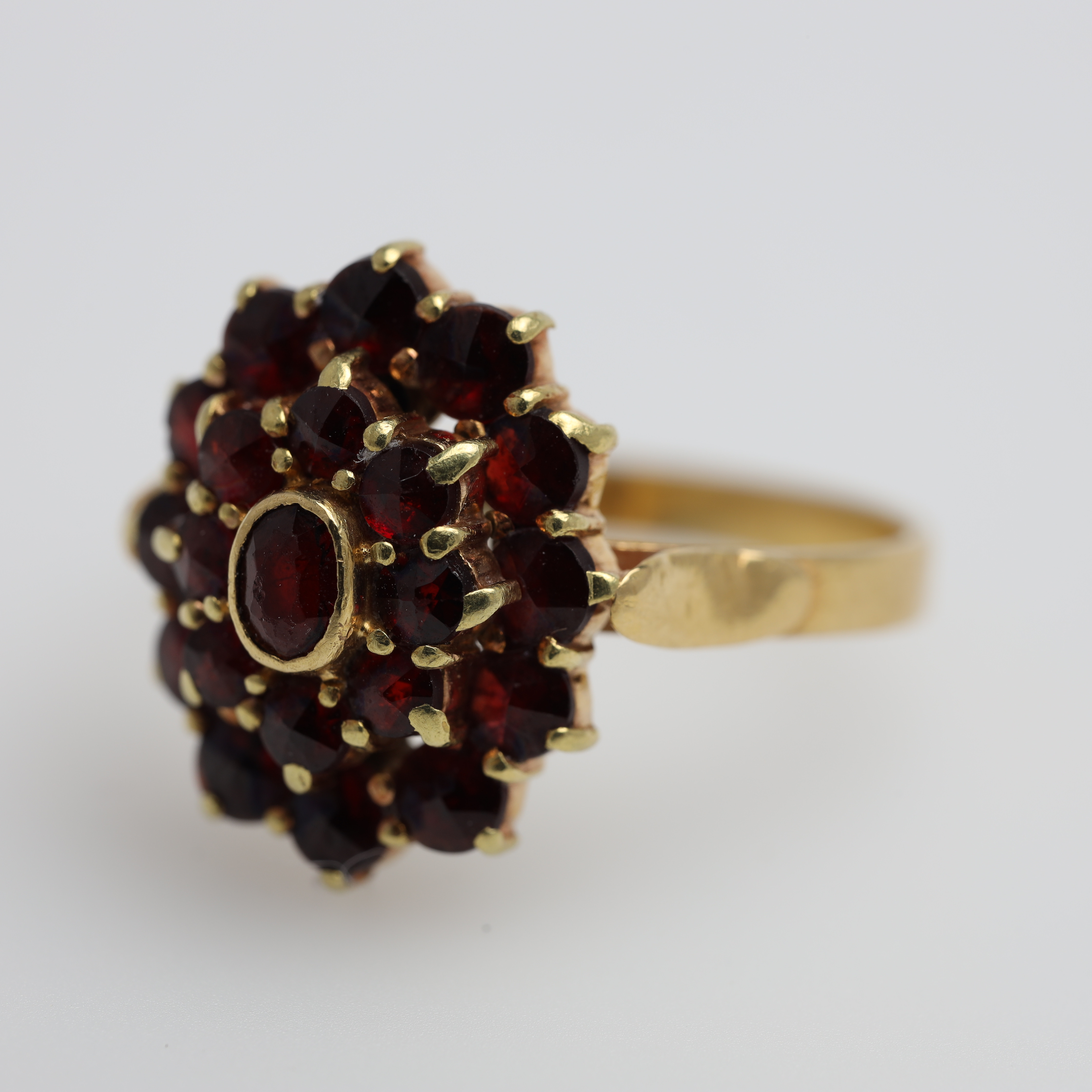 RING med granater 18K. Smycken & Ädelstenar - Ringar - Auctionet