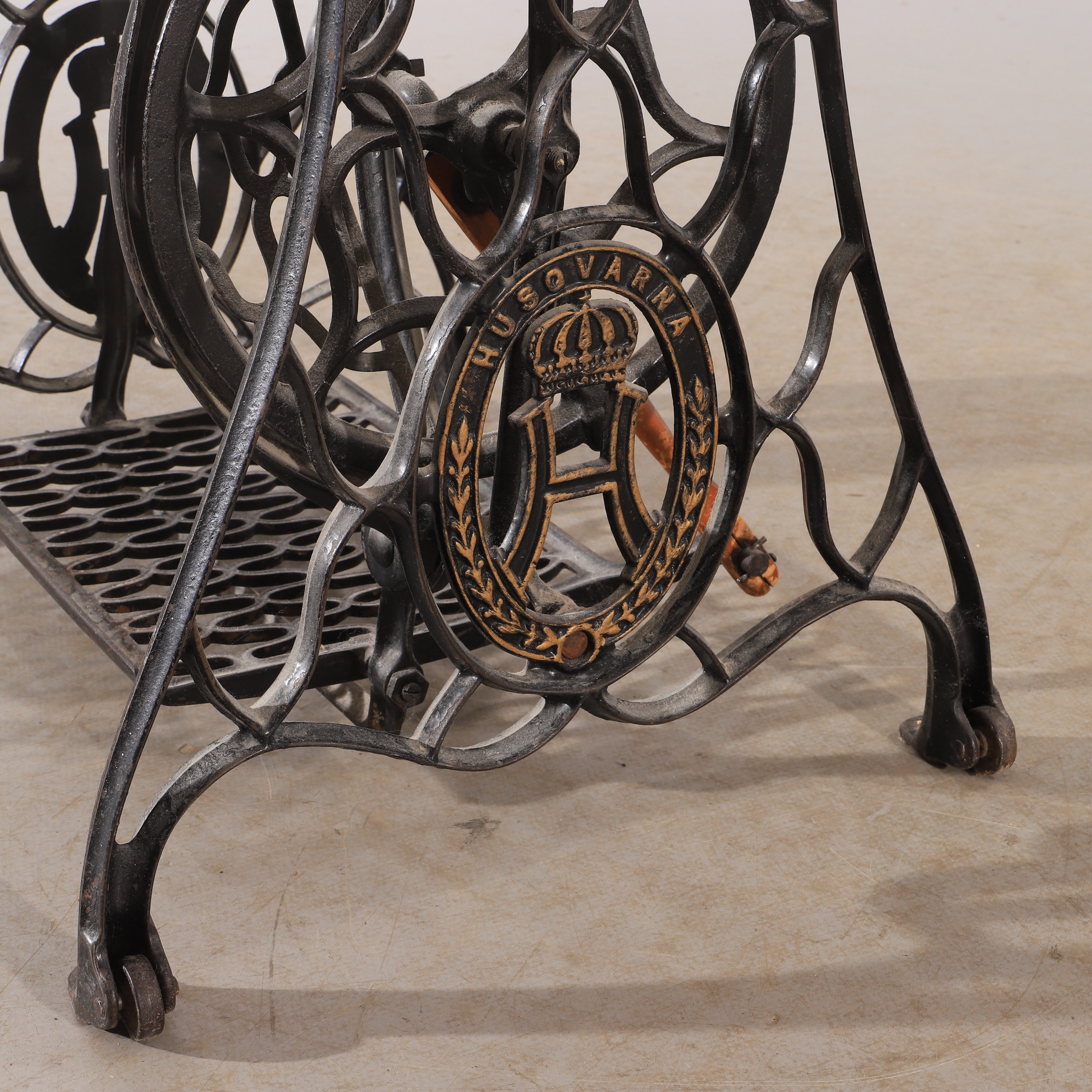 Images for 2503574. SEWING MACHINE, Husqvarna, cast iron chassis ...