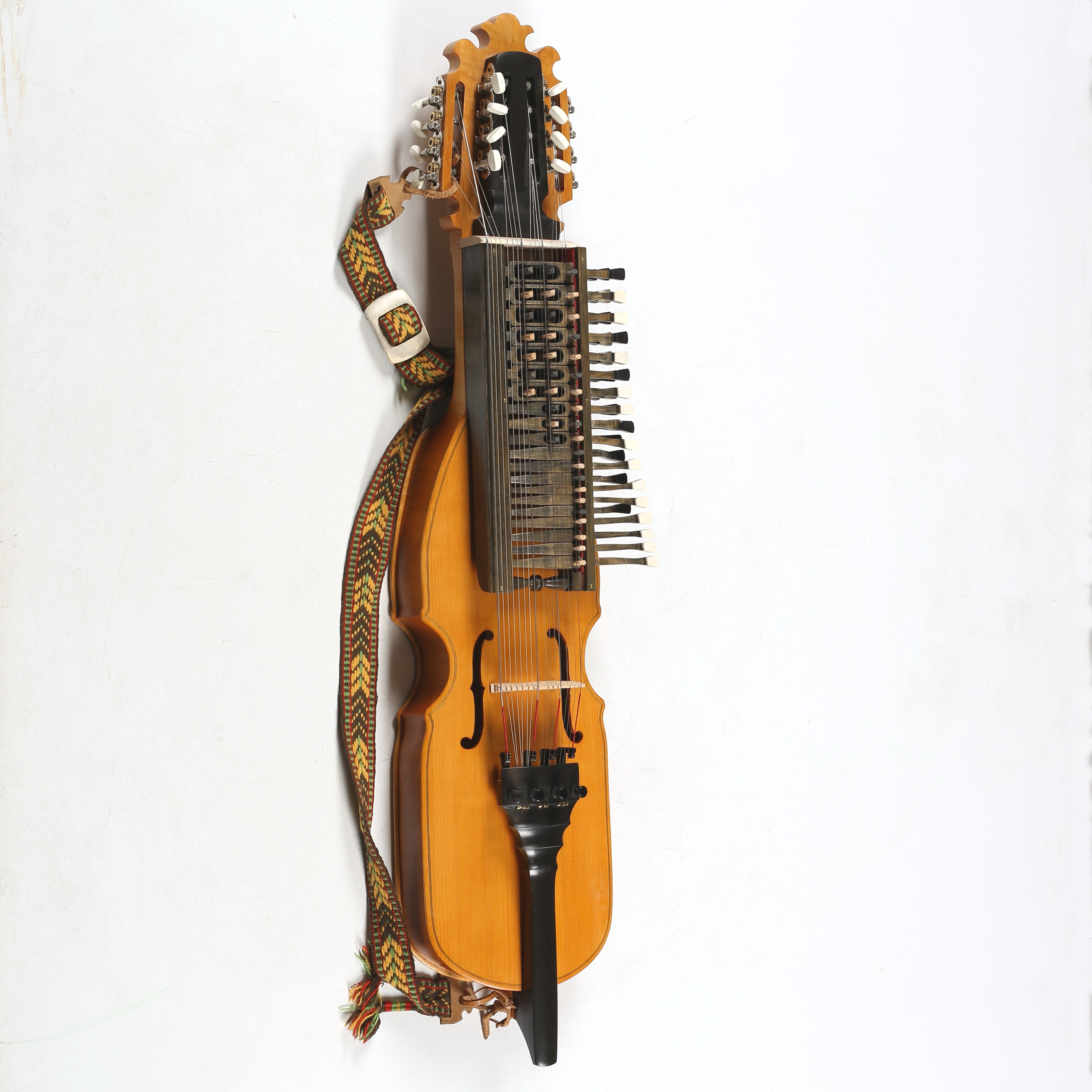 Bilder för 2506717. NYCKELHARPA samt STRÅKE, signerad invändigt Per E ...